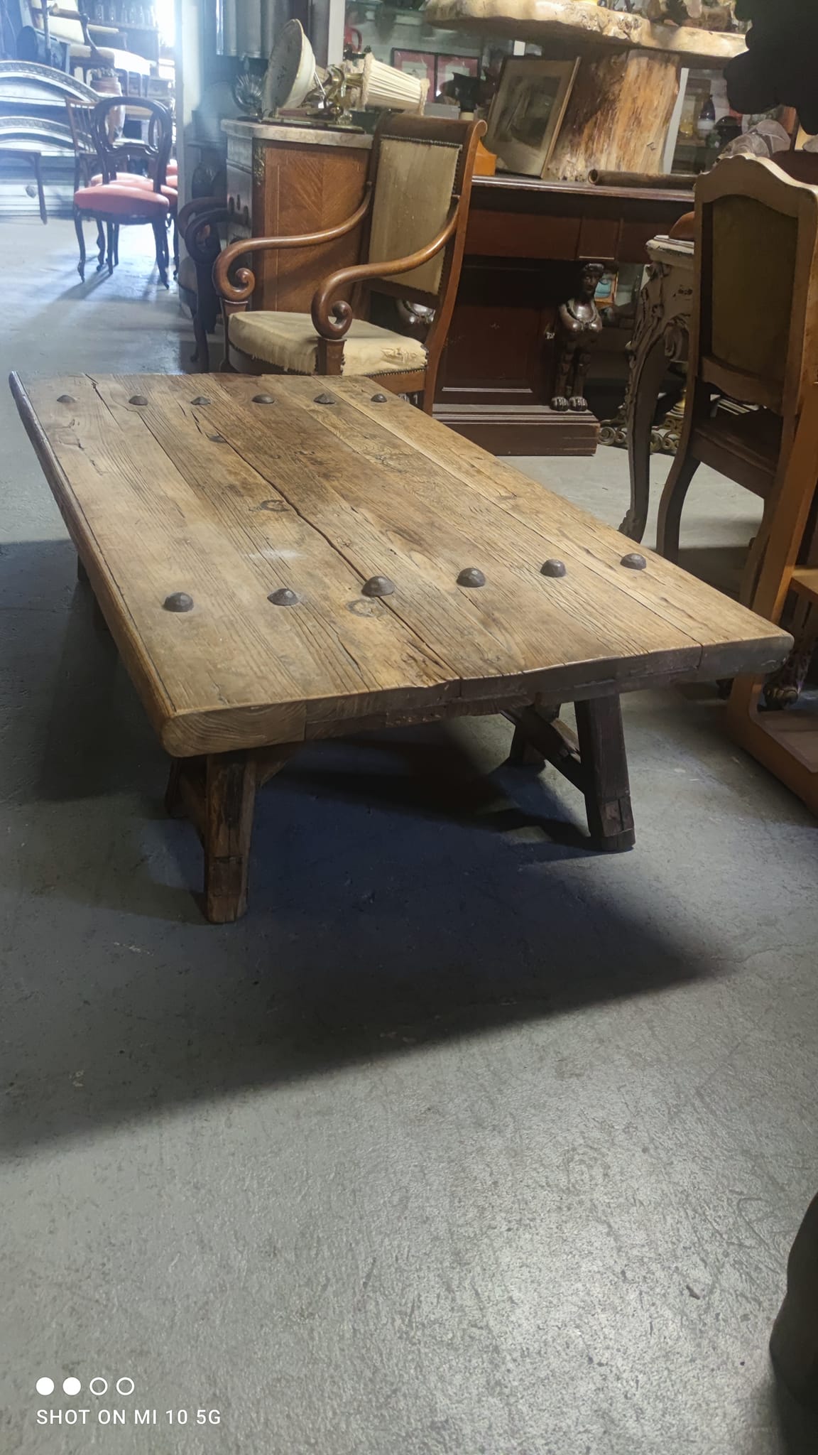 Table basse en orme massif et gros clous en fer forgé | Selency