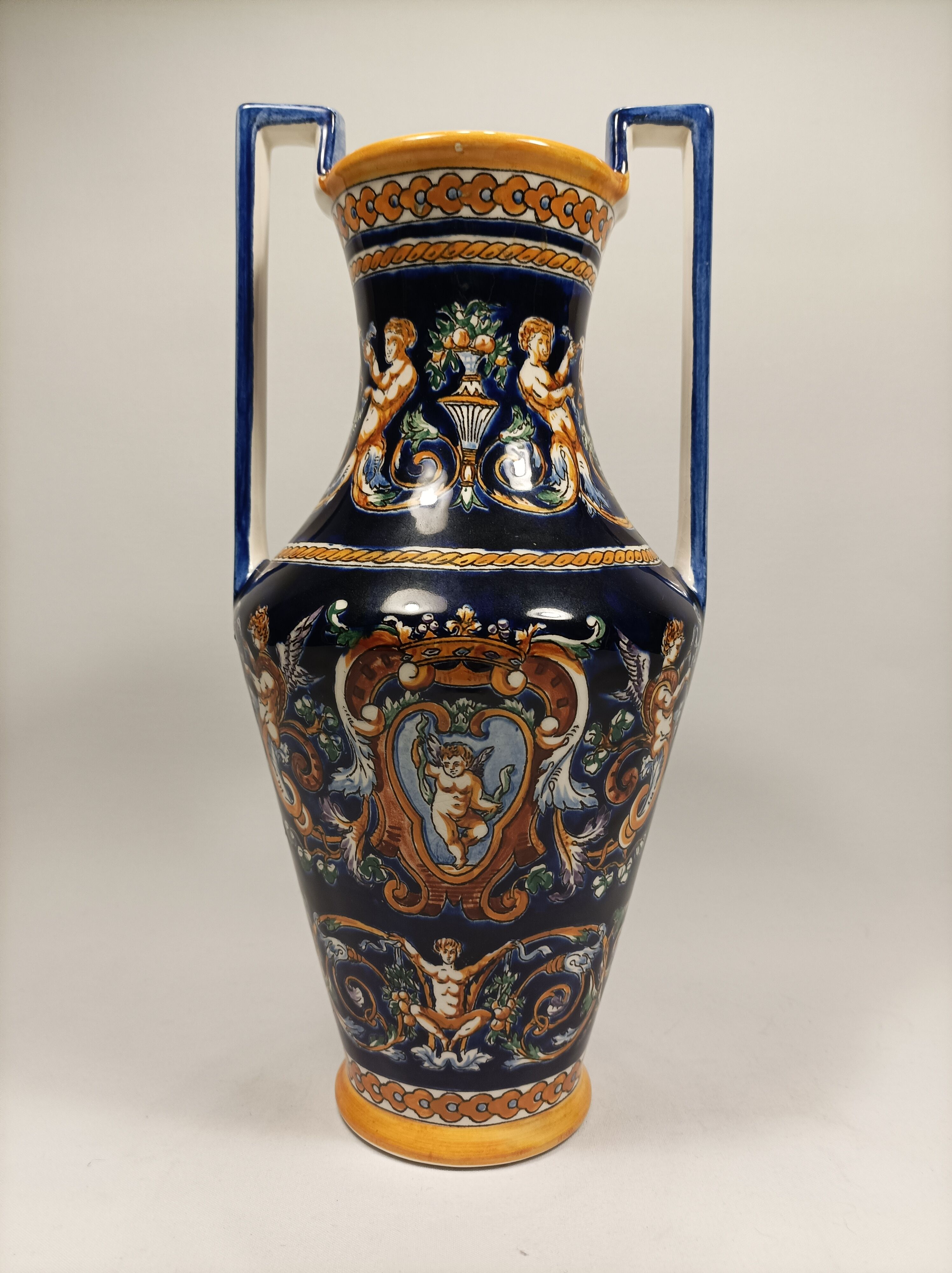 Vase amphore grand modèle Gien, décor Renaissance fond bleu. | Selency
