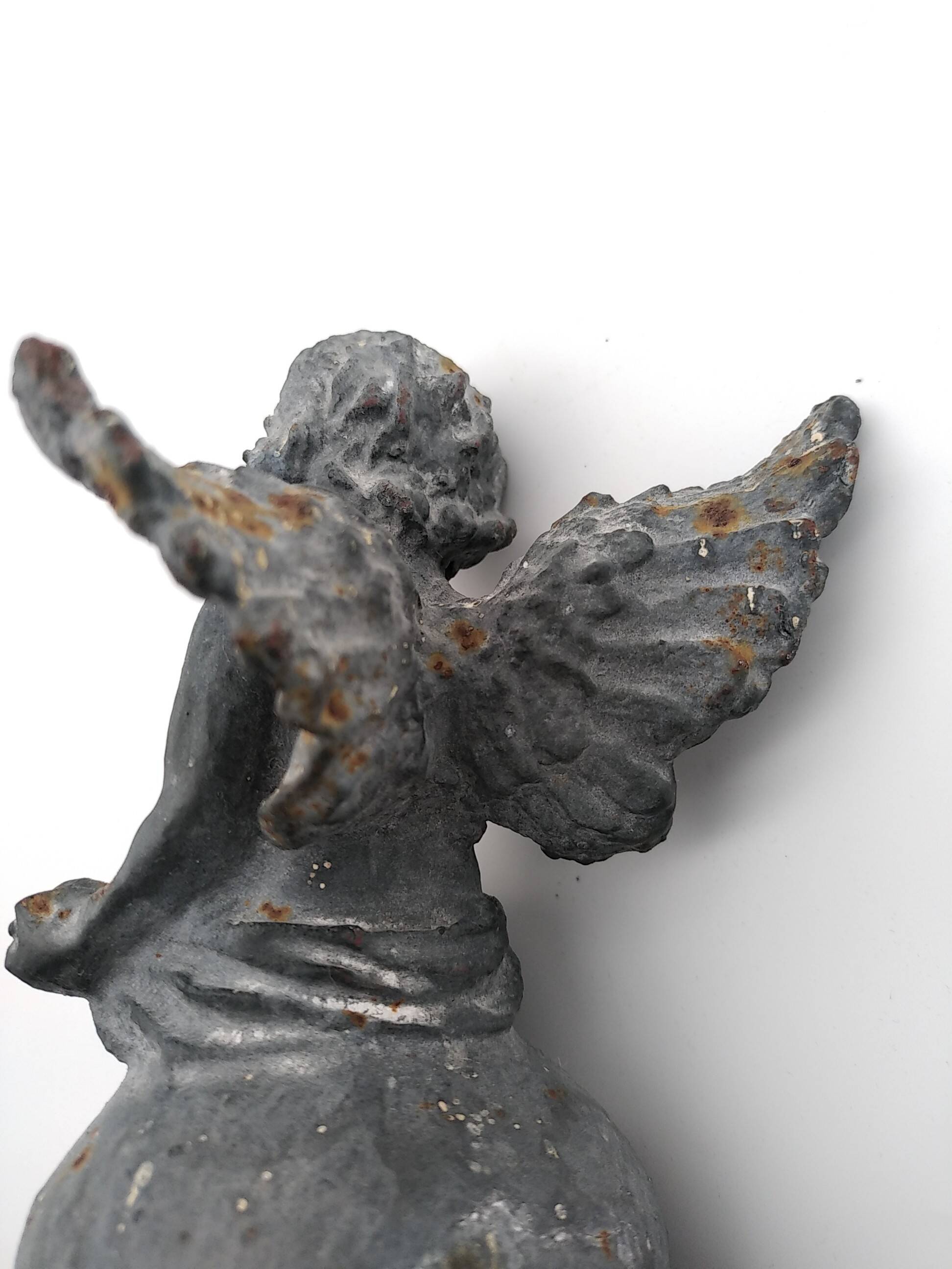 Ancien angelot à l oiseau en fonte . Faitage ou escalier . | Selency