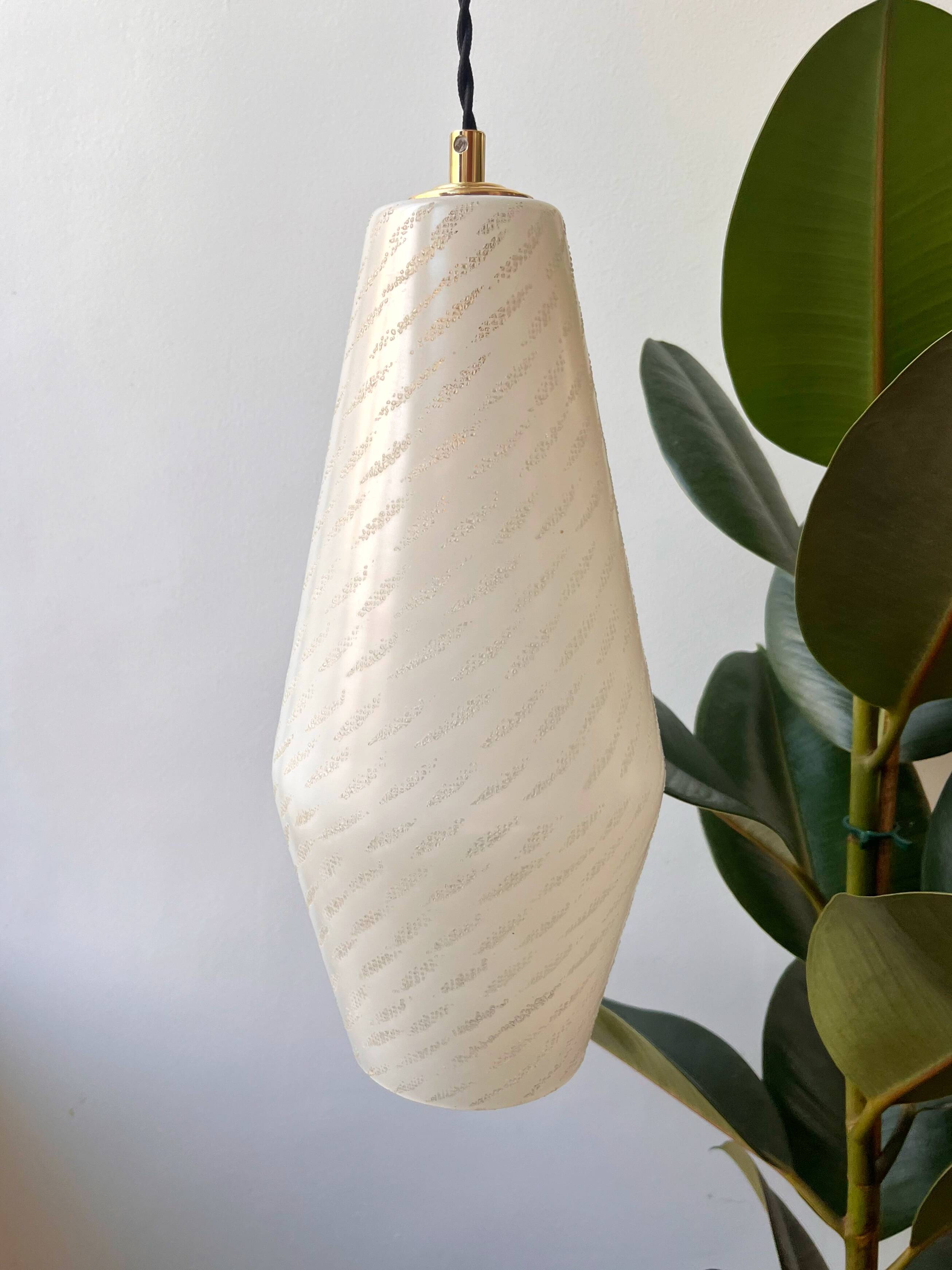 Grande suspension en verre blanc texturé années 50 | Selency