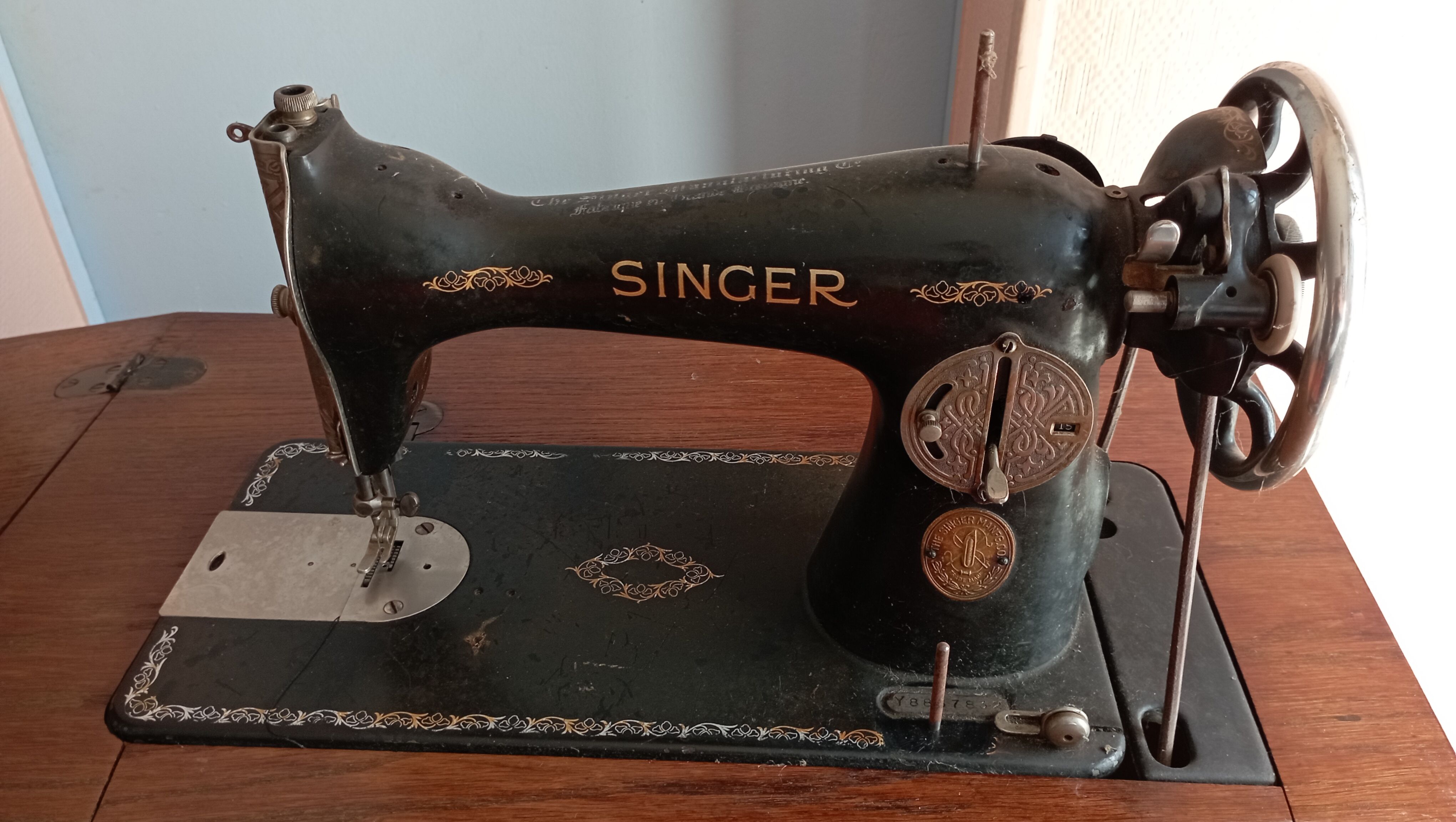 Singer sewing machine 1930s and its art deco furniture | Selency