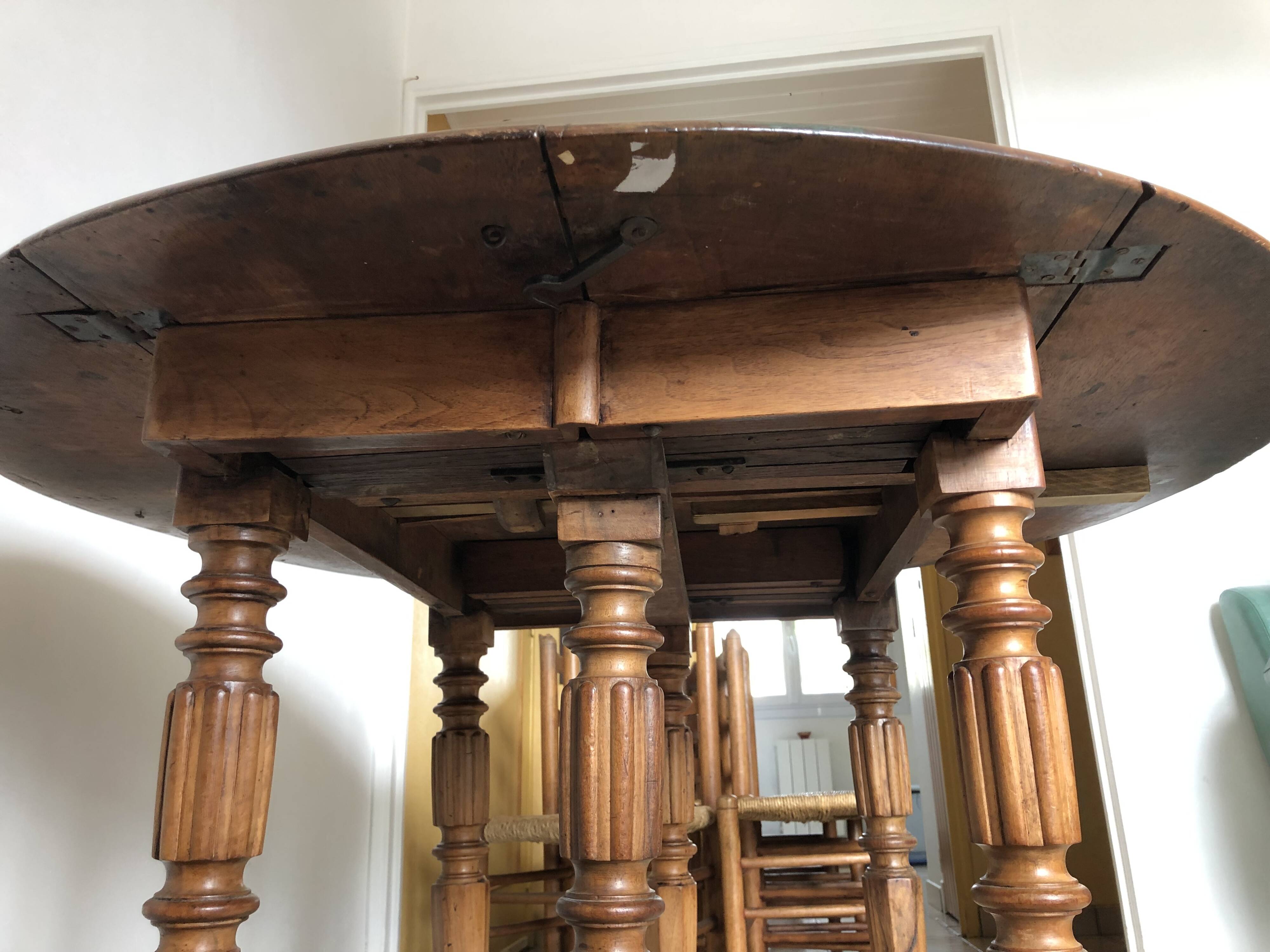 Table ronde ancienne en merisier massif agrandissable et pliante | Selency