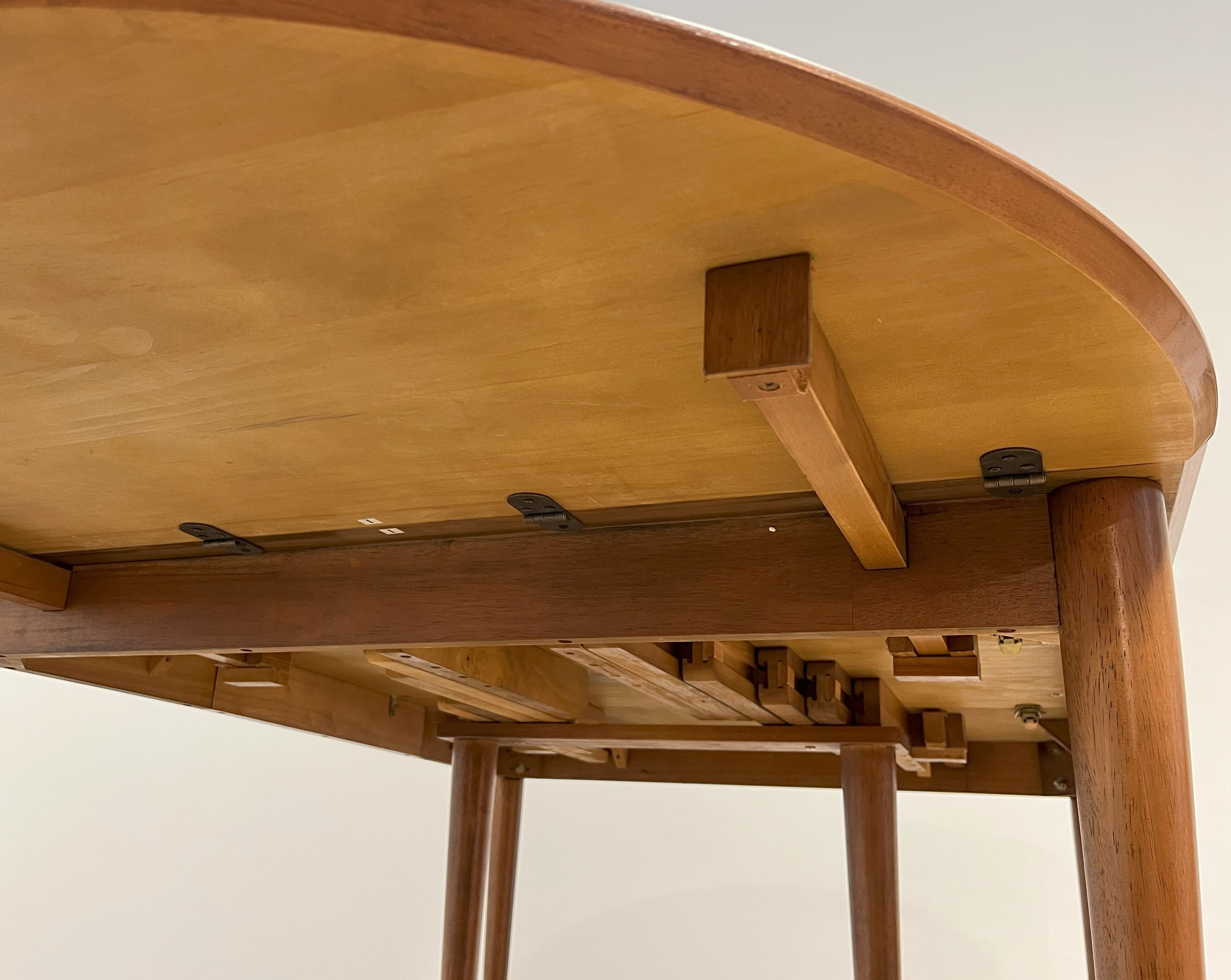 Table à rabat extensible en bois teinte noyer, 6/10 couverts | Selency