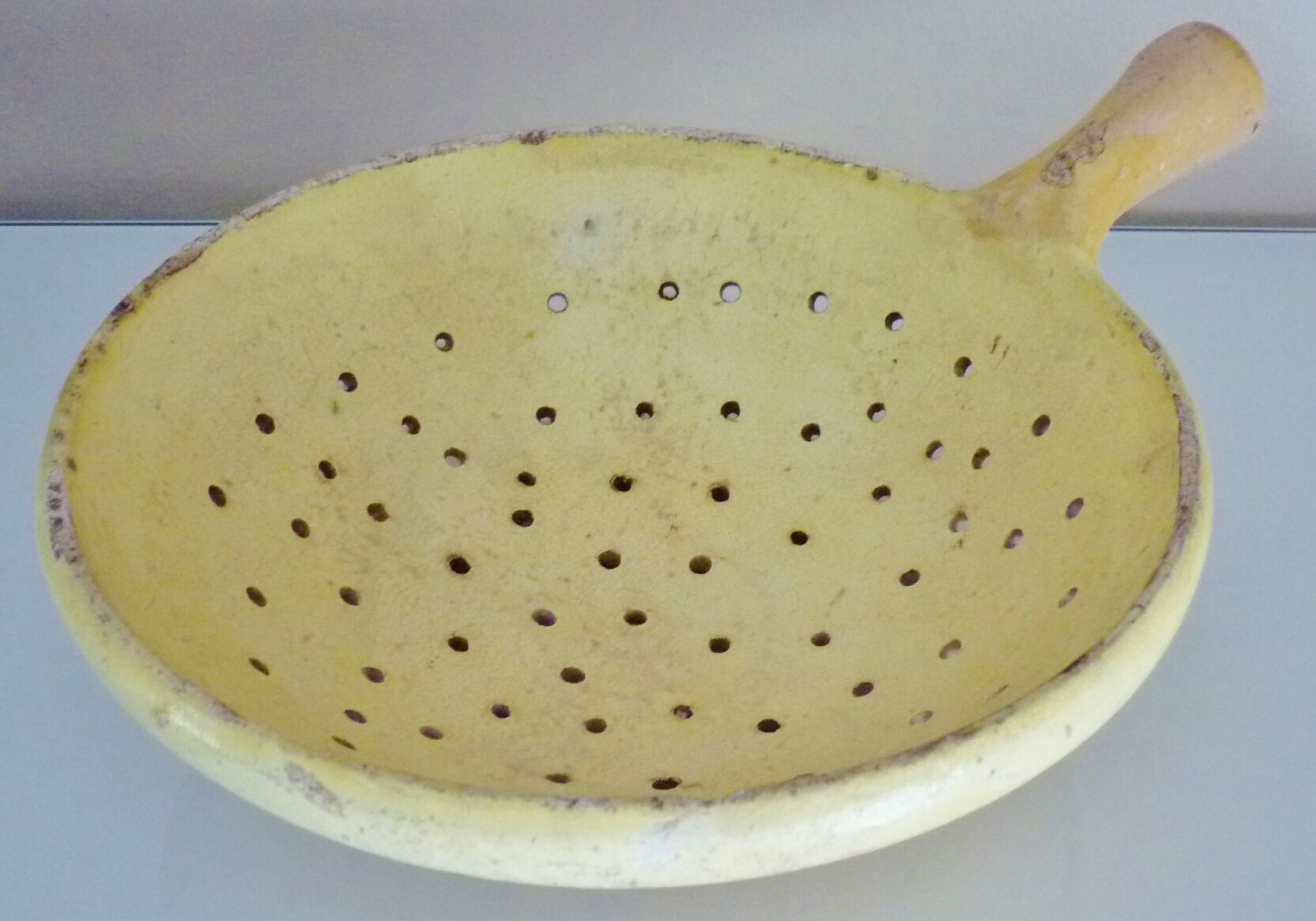 Passoire ancienne, XIXème siècle, terre cuite vernissée du sud de la ...