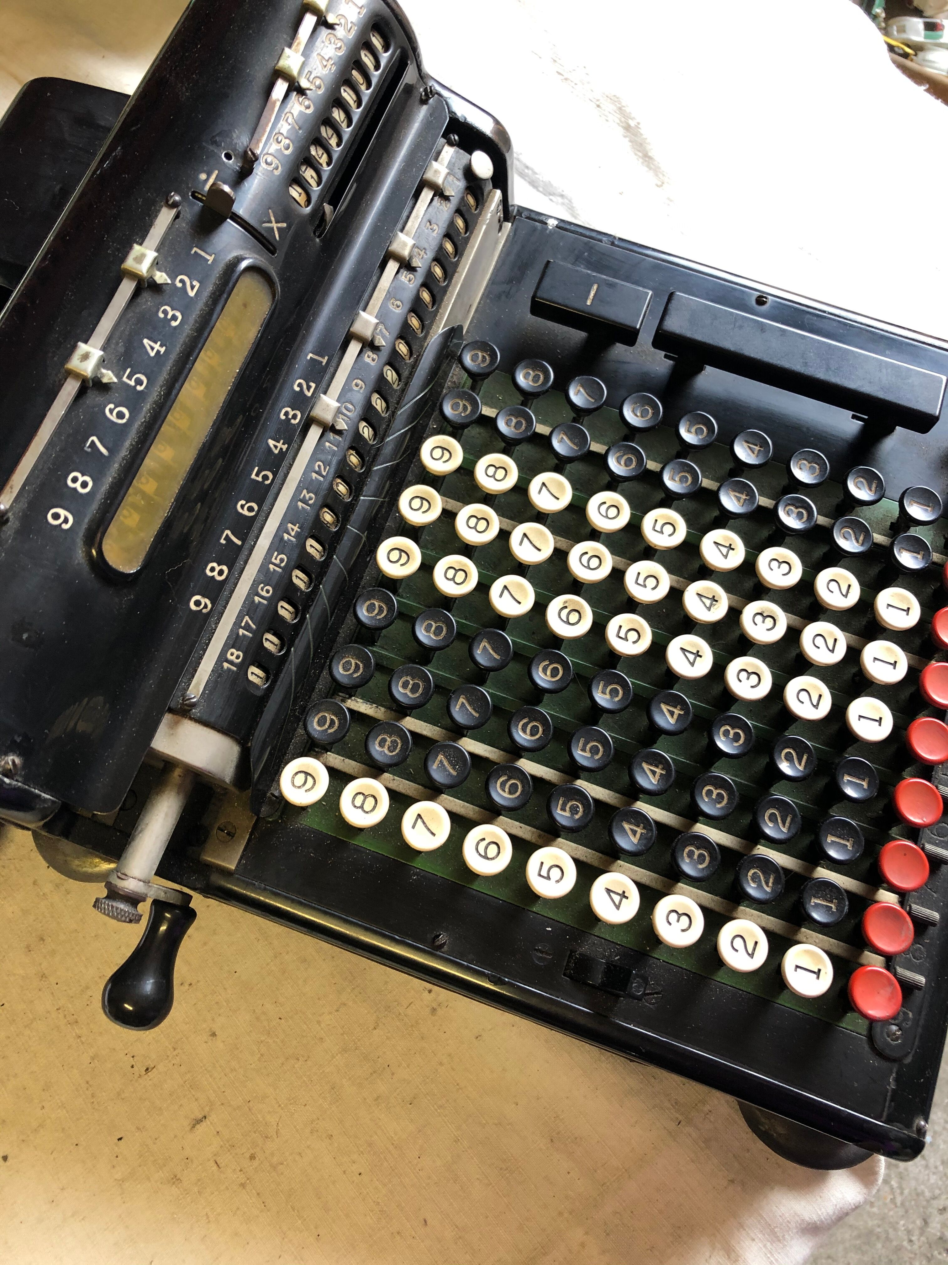 Machine à calculer / calculatrice mécanique Marchant | Selency