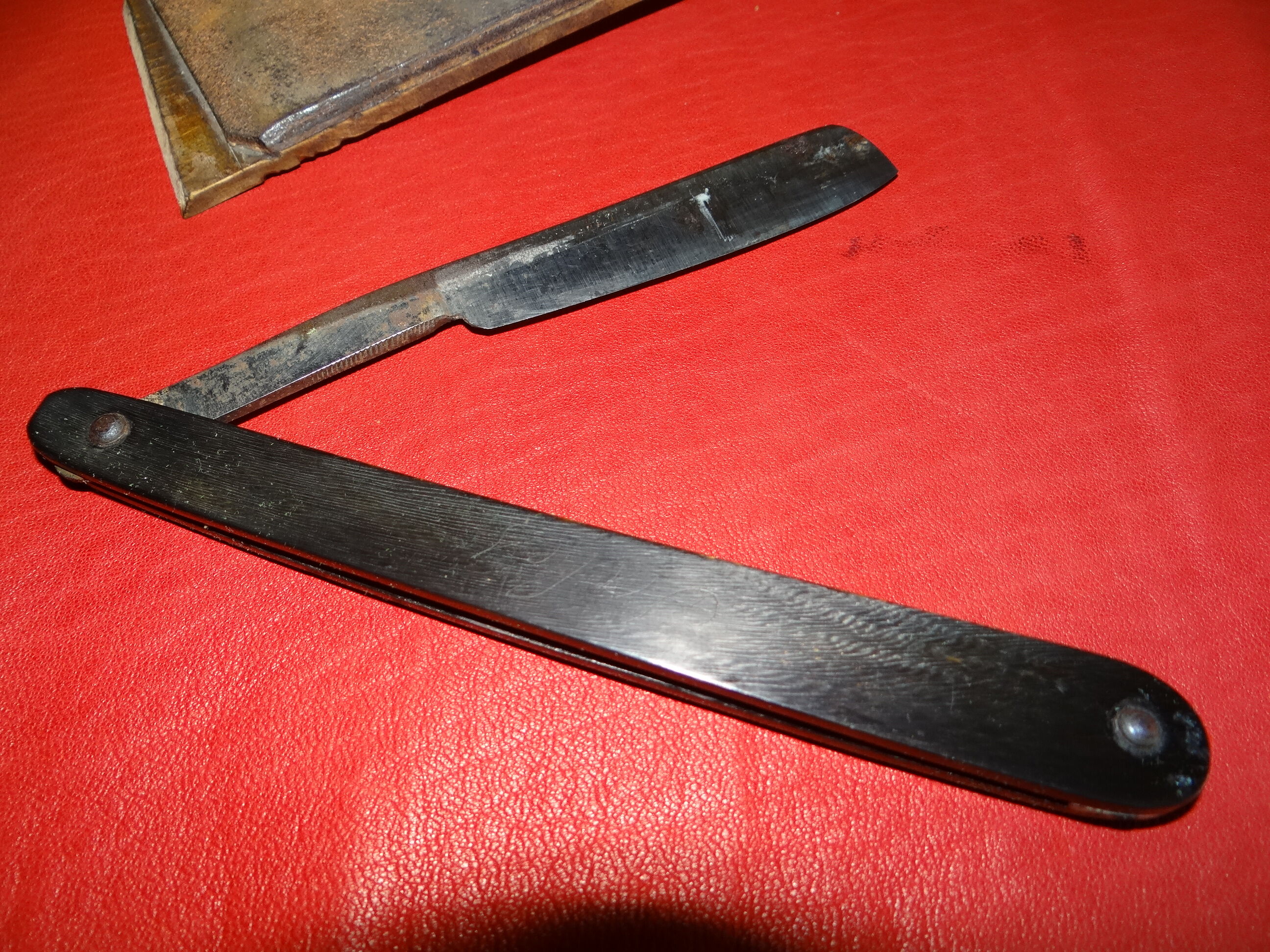 Vieux rasoir"coupe choux" avec sa boîte d'affutage | Selency