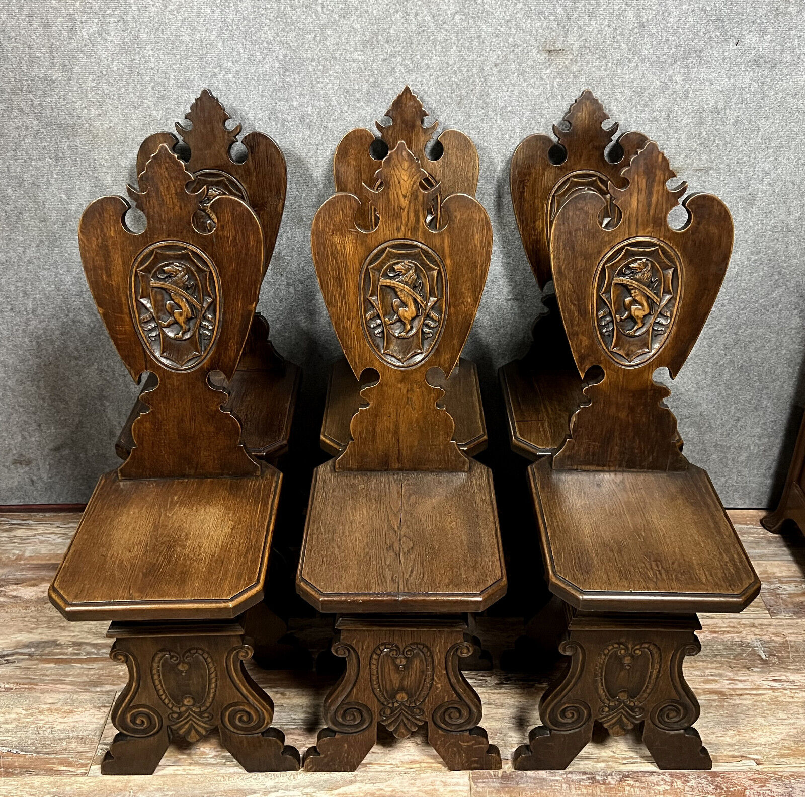 Série de 6 chaises dite escabelle de style renaissance en chêne ...