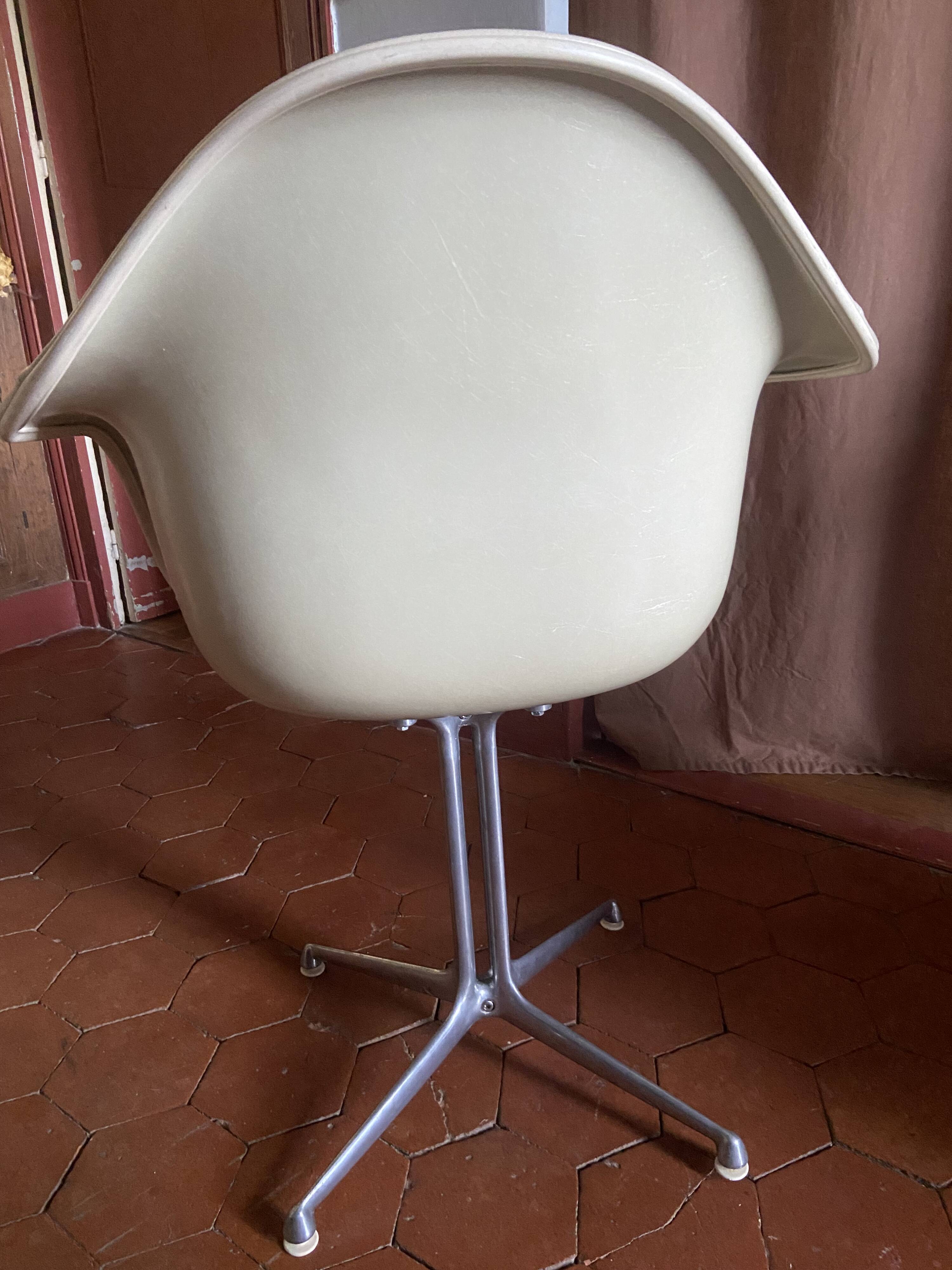 Paire de fauteuils Herman Miller par Charles et Ray Eames, 1960 avec ...