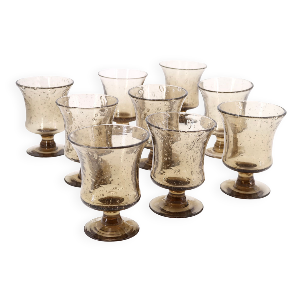 Neuf verres à pieds de Biot verre bullé marron | Selency