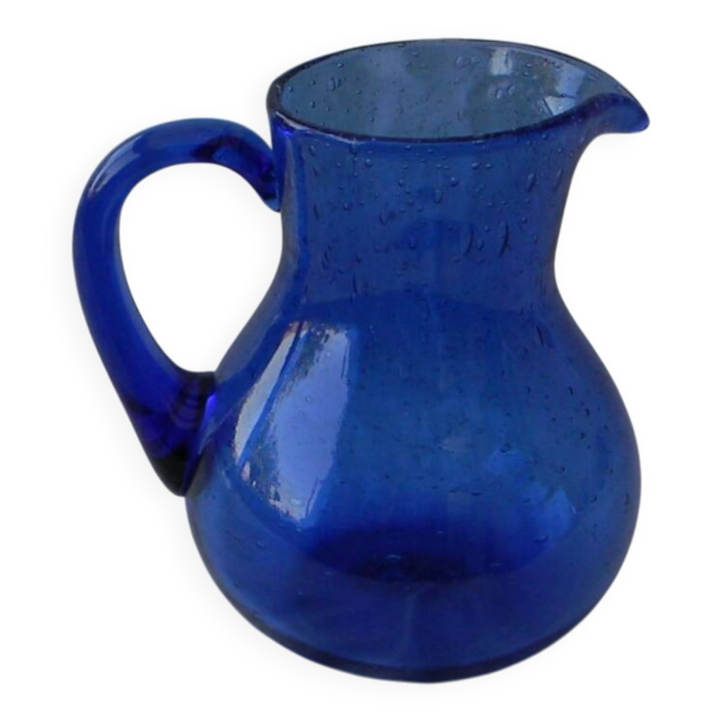 Pichet bleu en verre soufflé bullé verrerie de biot. | Selency