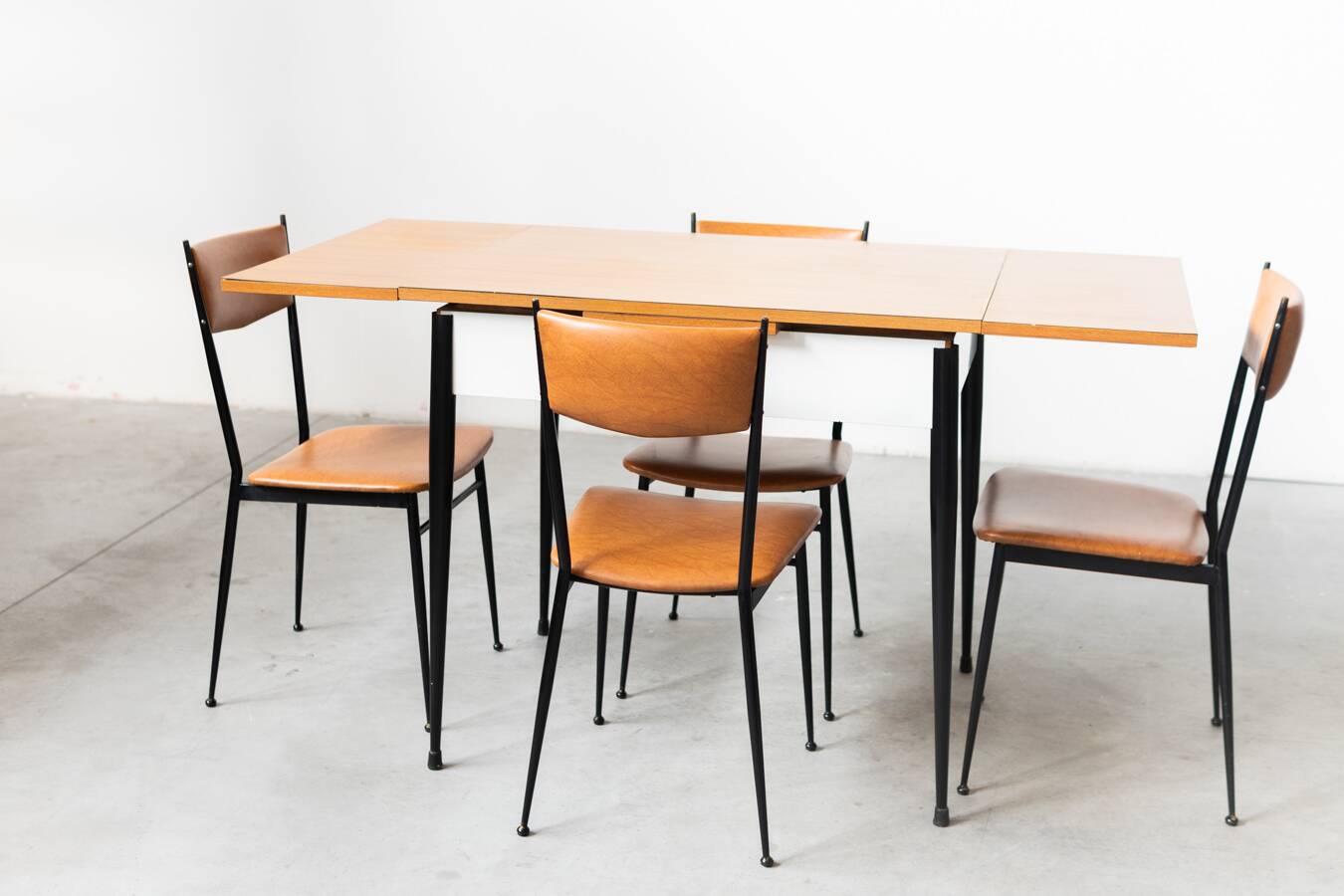 Formica extendable table from the 60s/70s and 4 iron chairs | Selency