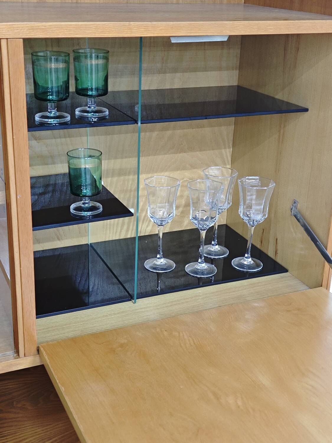 Buffet Vaisselier en bois blond Libena , ex Tchécoslovaquie 1970 | Selency