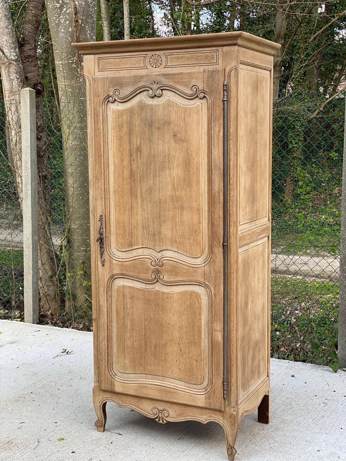 Armoire d'internat Louis XV rénovée en chêne massif brut bonnetière ...