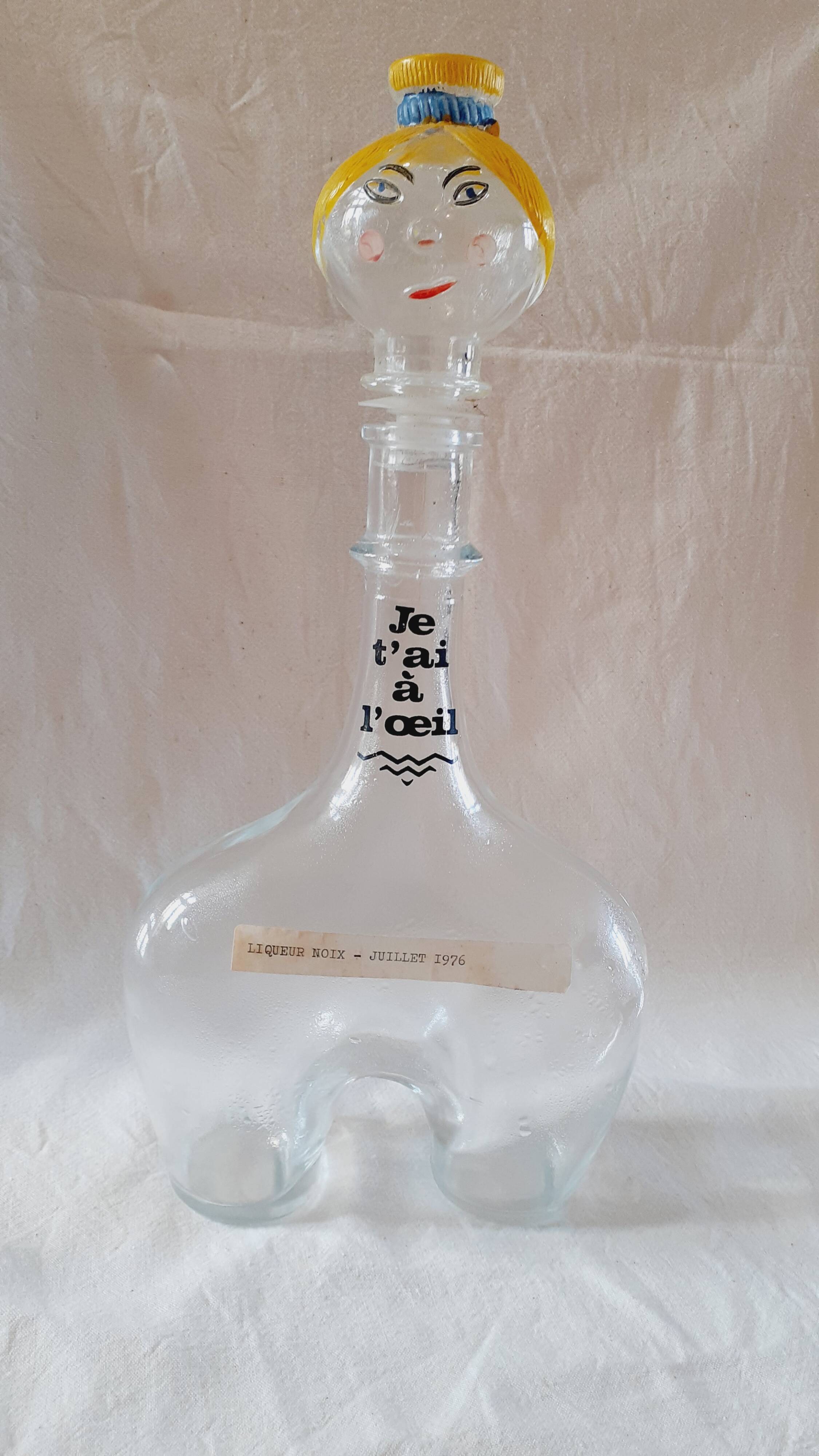 Carafe humoristique en verre représentant une figure féminine | Selency