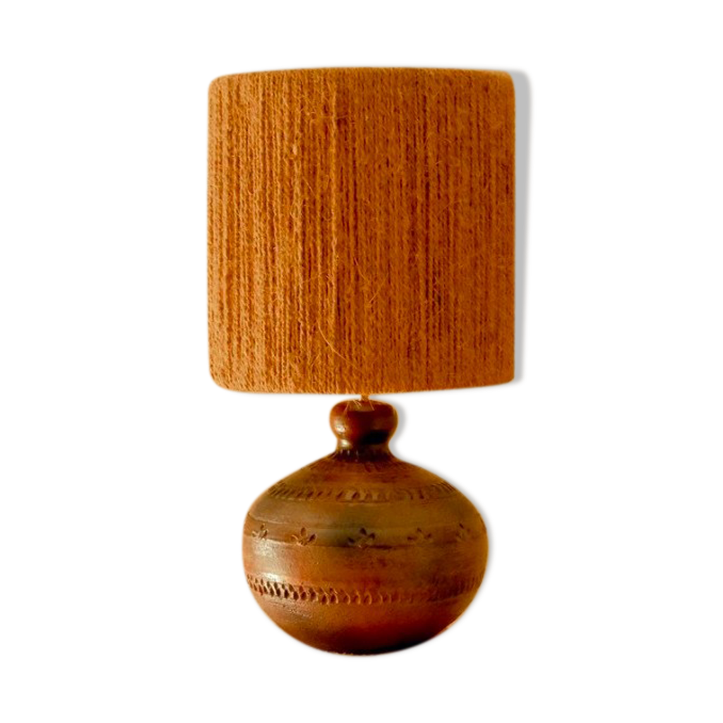 Lampe avec pied de lampe en céramique à décor végétal incisé signé Sésame, production Vallauris ...