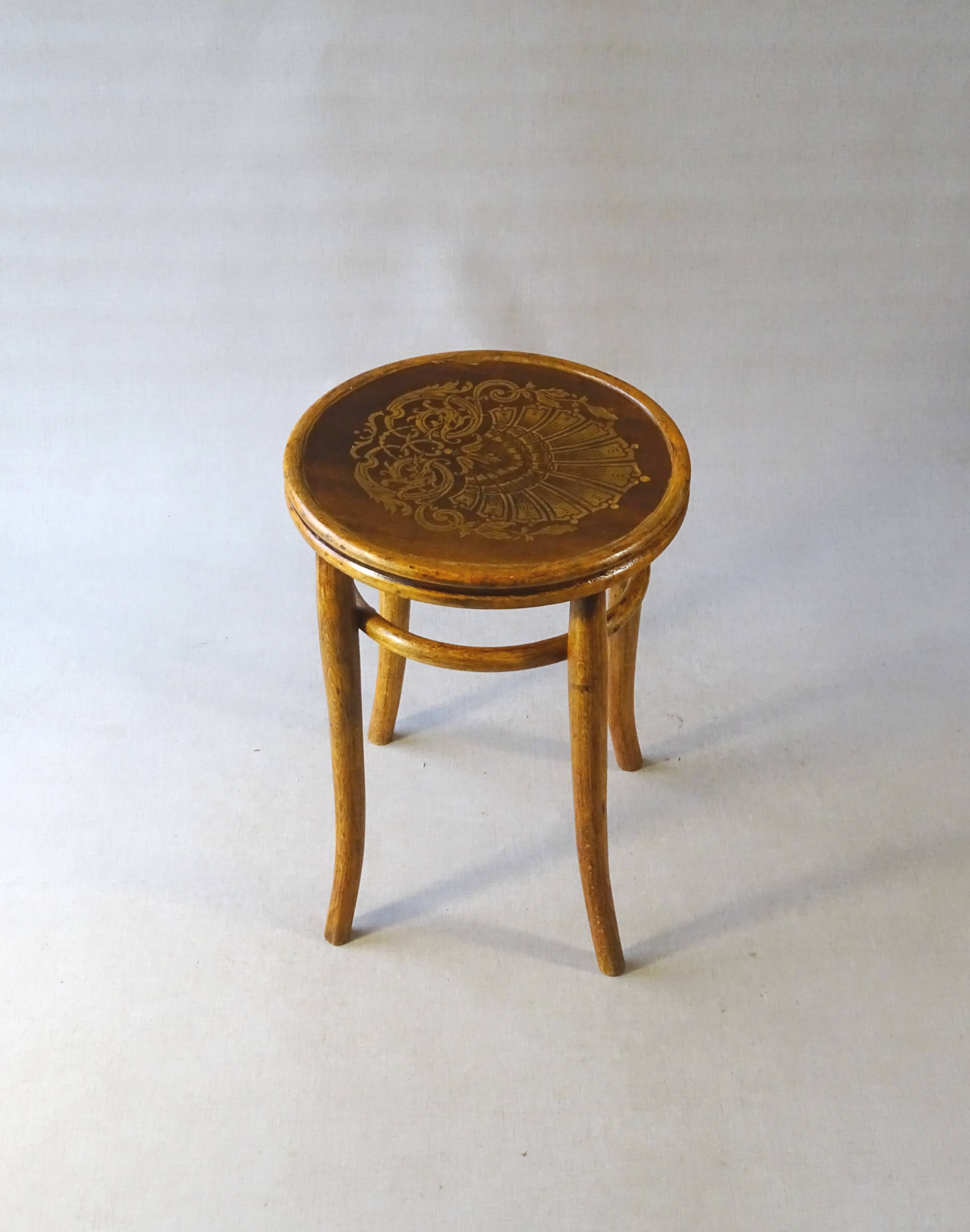 Tabouret bas en bois-courbé de style Thonet, vers 1920 "assise à ...