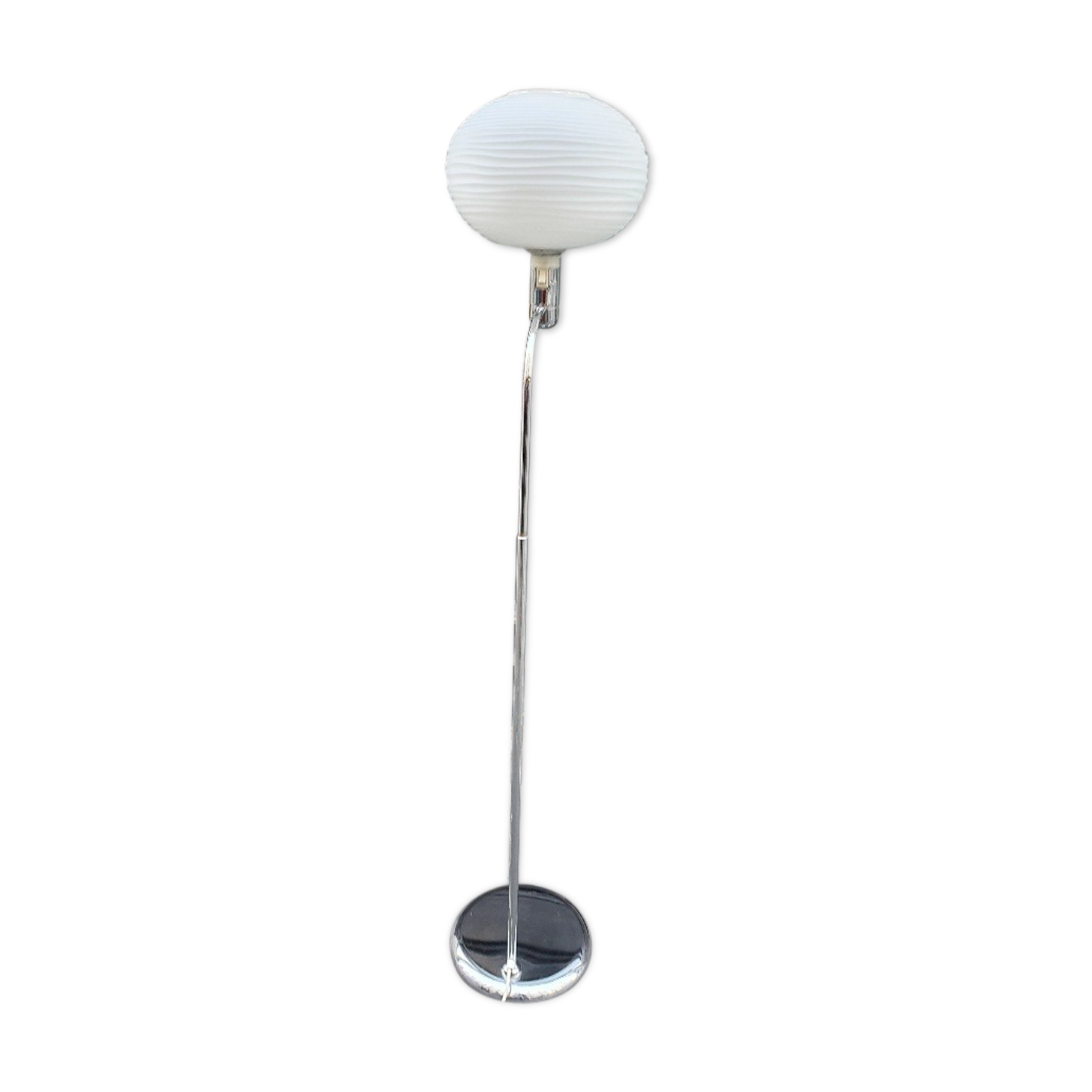 Lampadaire, chrome et opaline, 1960-70 | Selency