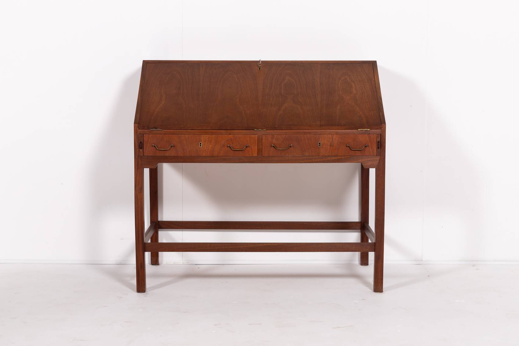 Bureau debout danois de style moderne du milieu du siècle d'Illums Bolighus | Selency