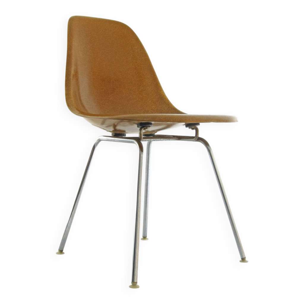 Chaise en fibre de verre DSX de Charles et Ray Eames, production ...
