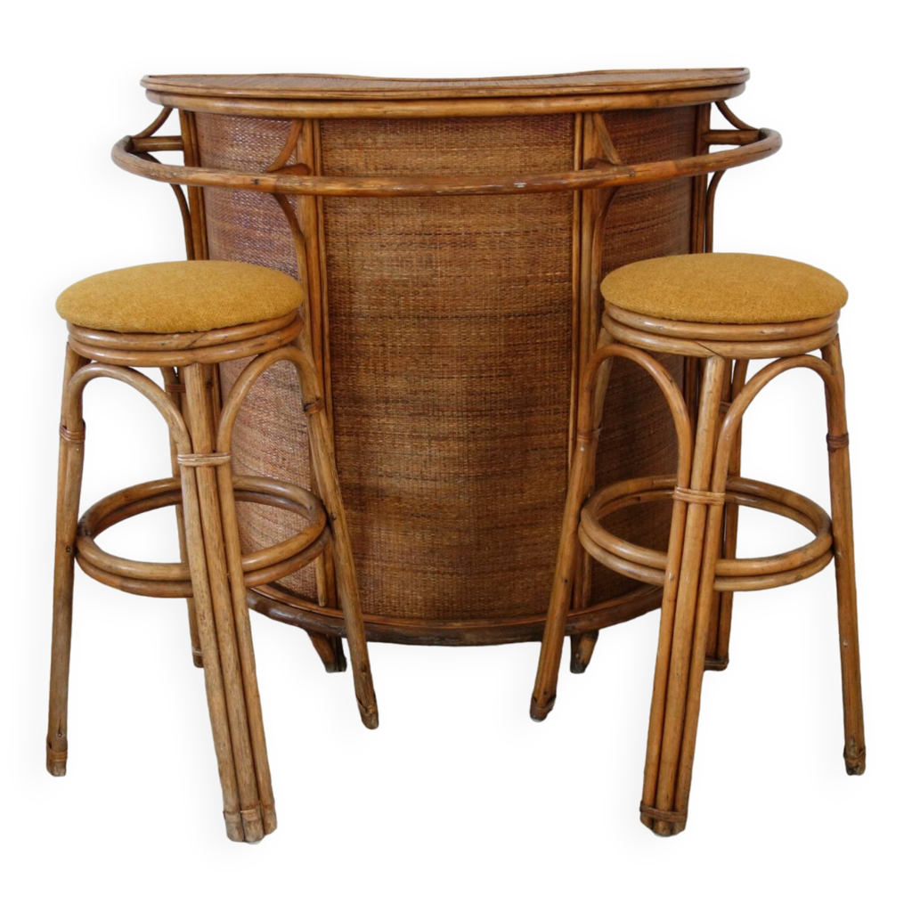 Ensemble bar et deux tabourets en rotin bambou, années 1960 | Selency