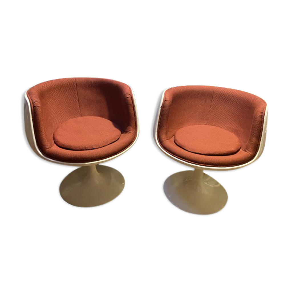 Deux chaises pivotantes cognac en fibre de verre années 70 | Selency