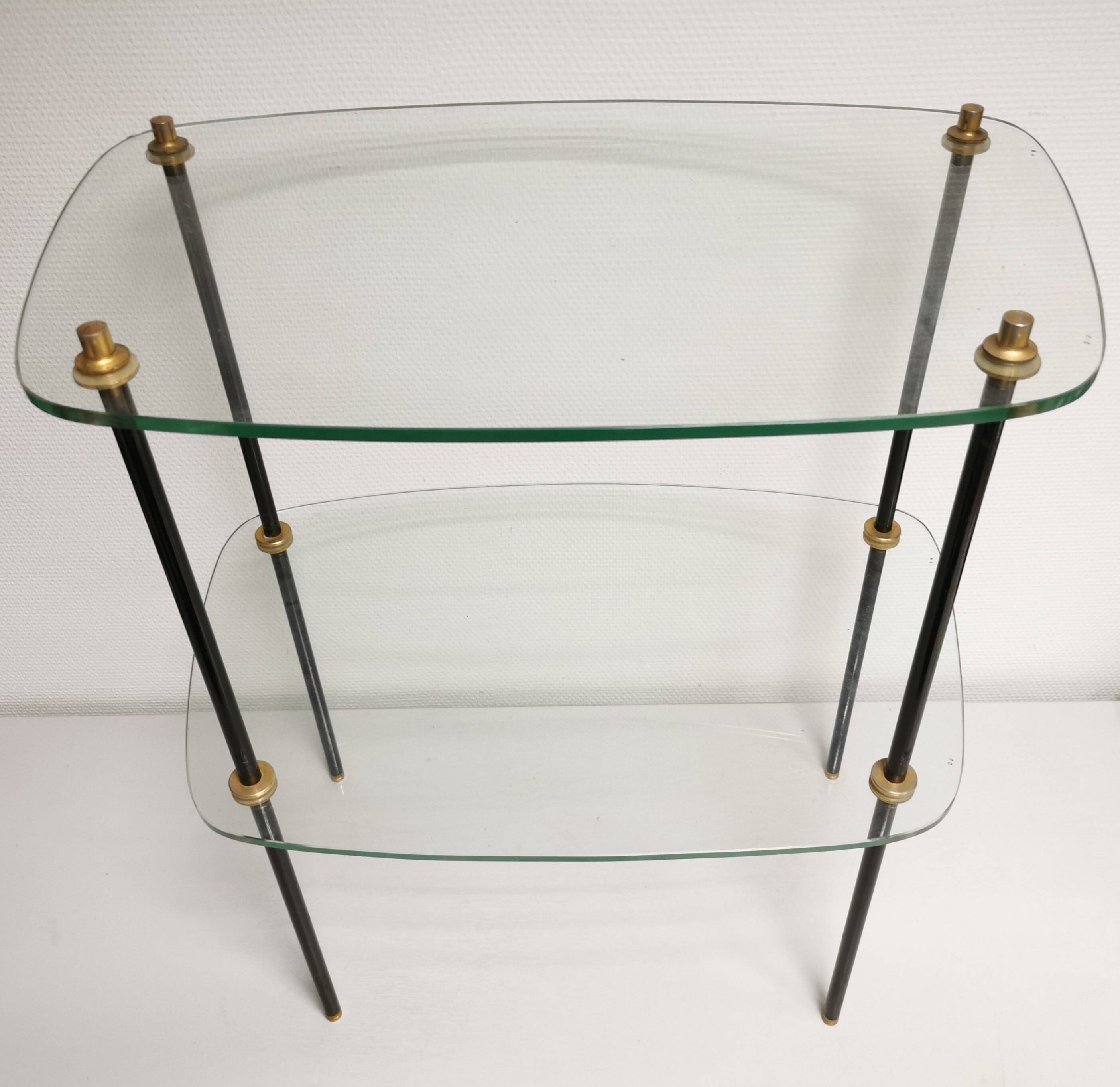 Présentoir vintage 1950 / 1960, table d appoint / boute de Canapé , étagères en verre | Selency