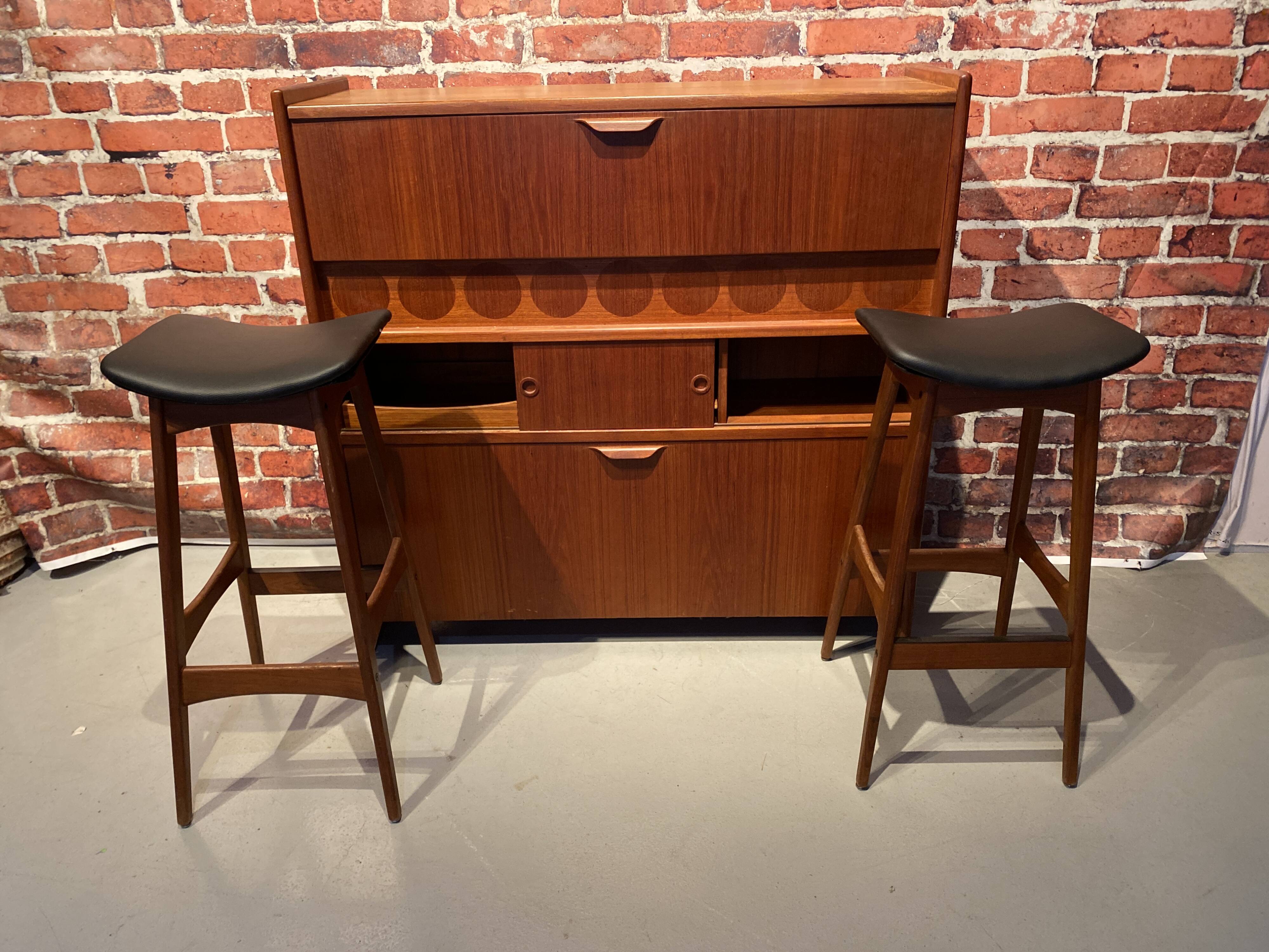 Ensemble bar et 2 tabourets signés | Selency