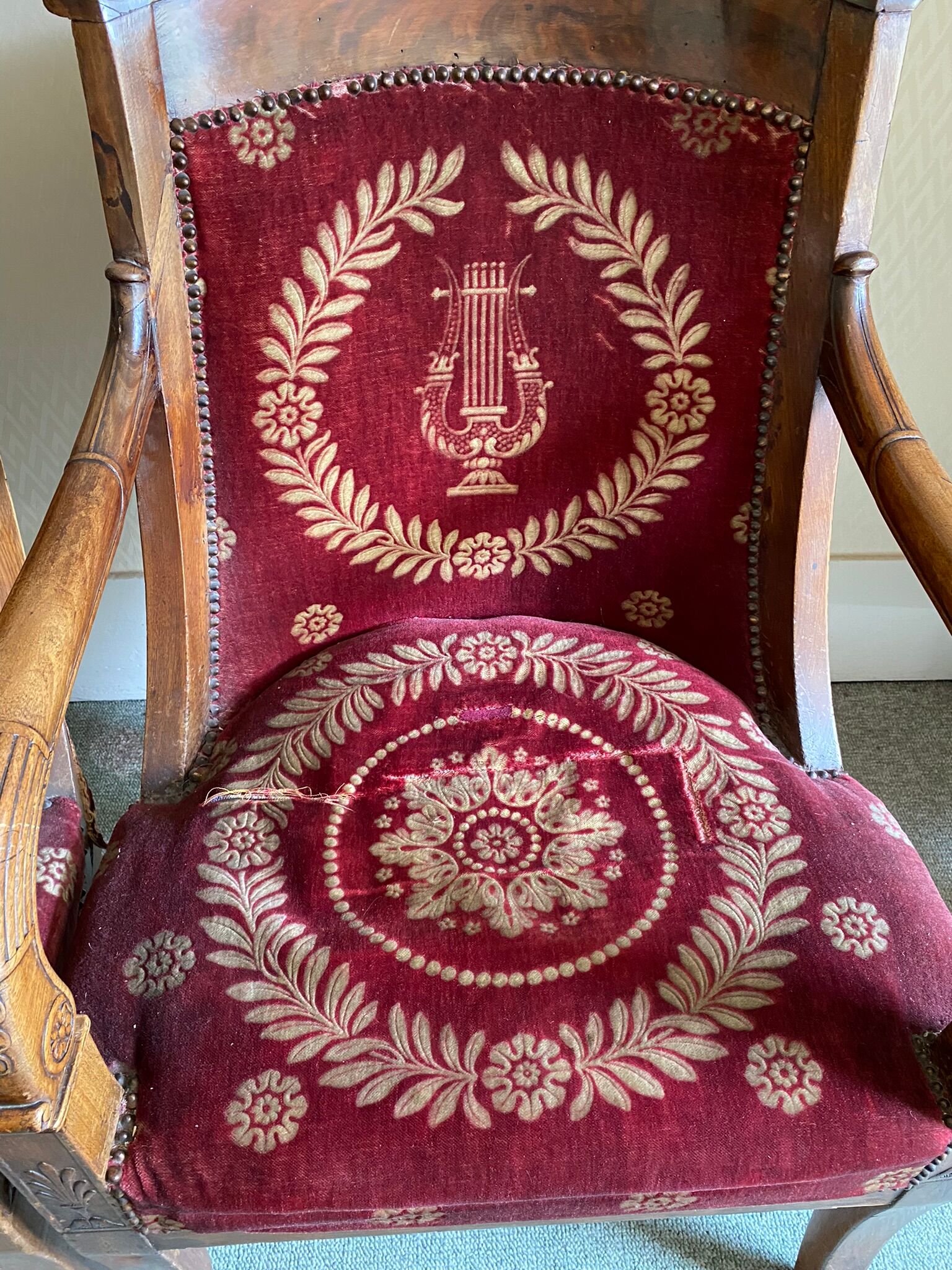 Paire de fauteuils Empire bordeaux à motif lyre , pieds sabre ...