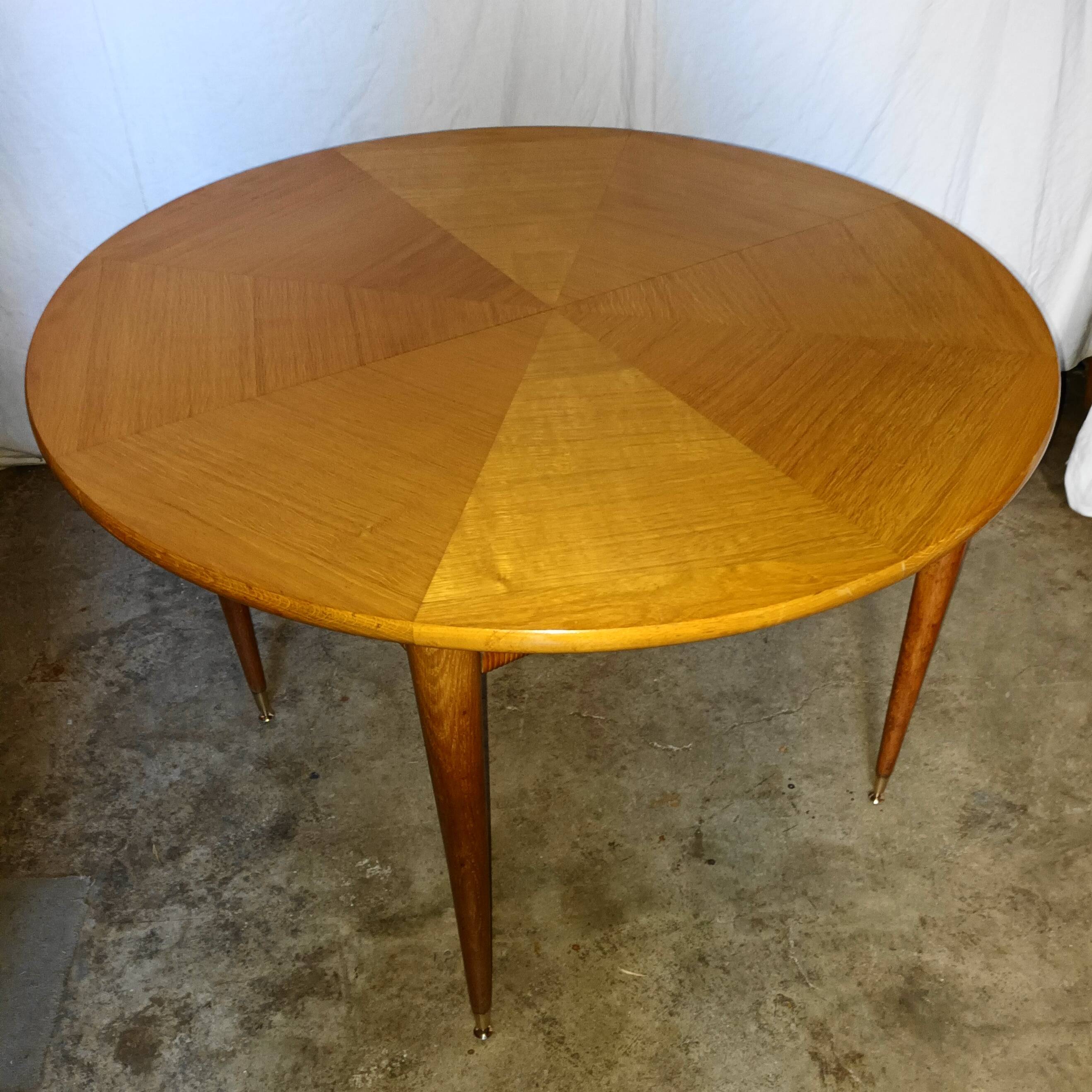 Table ronde a 2 allonges en chene clair des années 50 | Selency