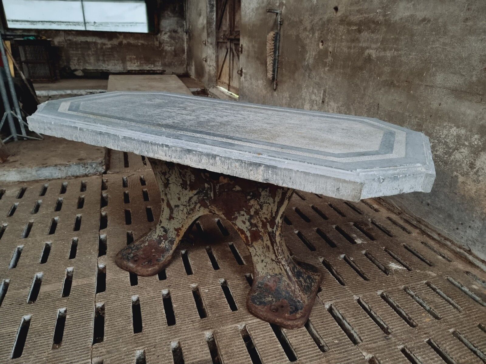 Table antique table autel table pierre bleue sur pied en fonte | Selency