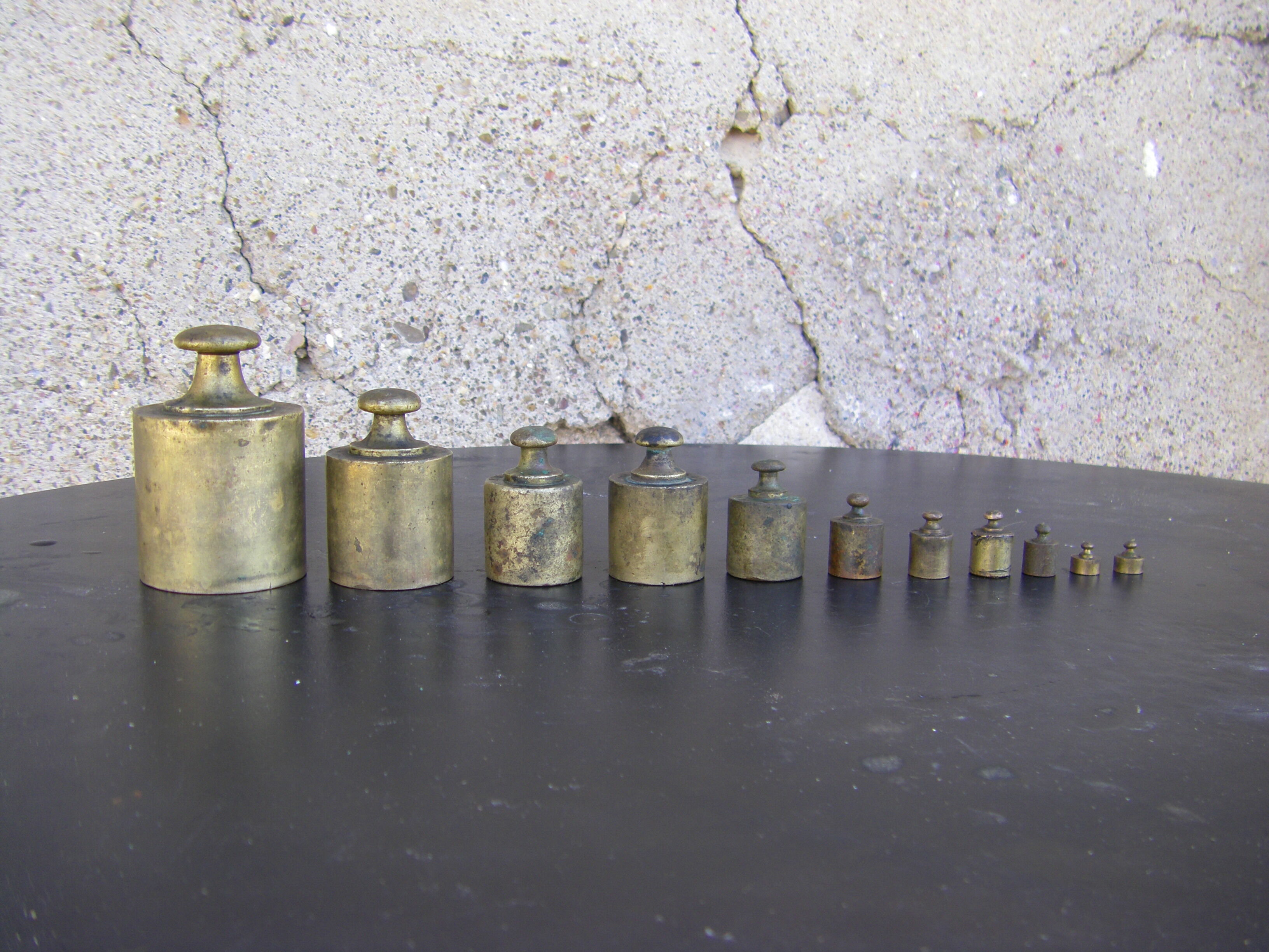 Série de onze poids en laiton ancien | Selency