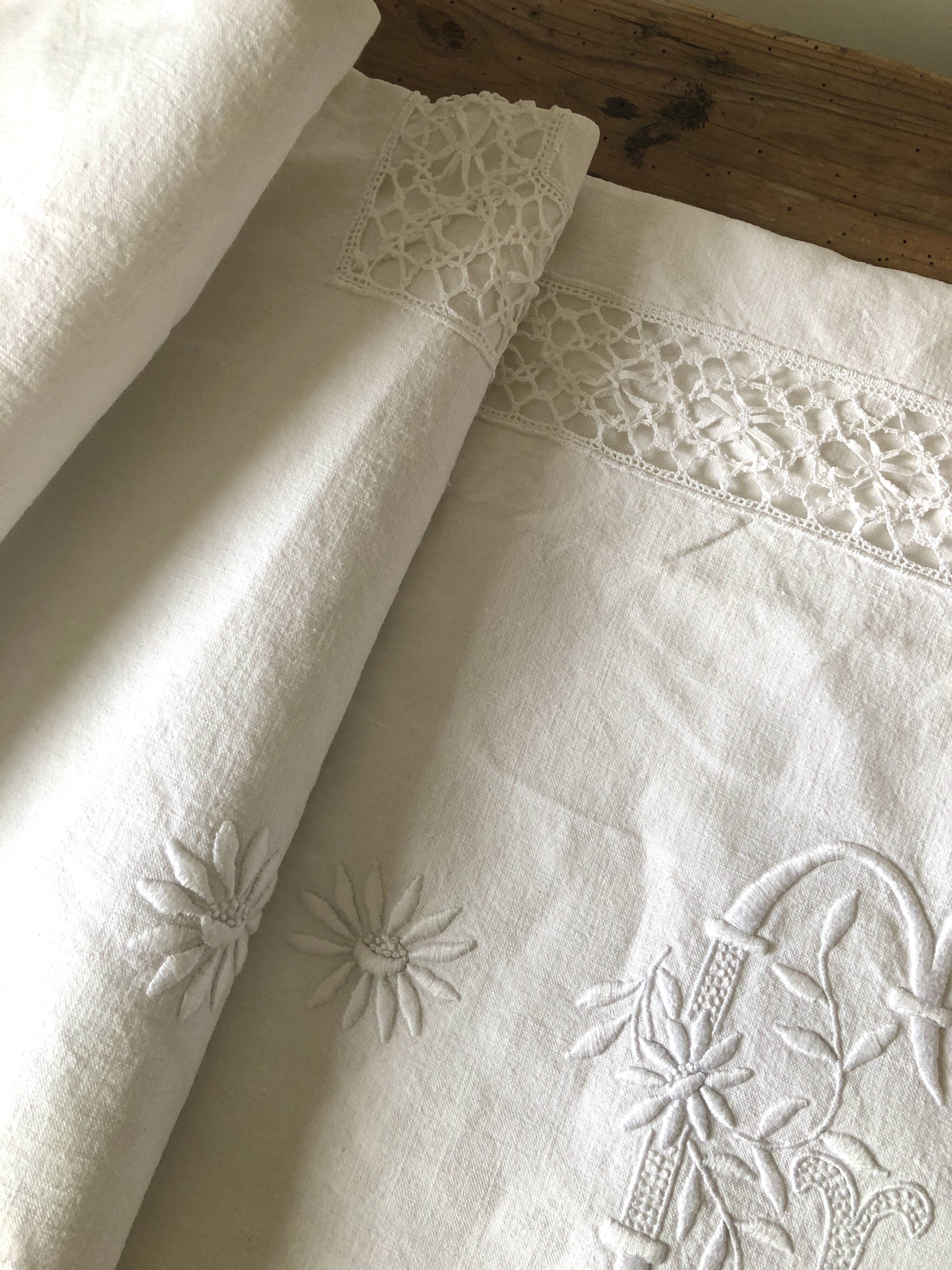Drap ancien brodé, monogrammes et dentelle | Selency
