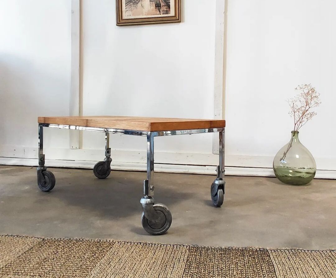 Table basse roulante en métal chromé et bois chêne huilé | Selency