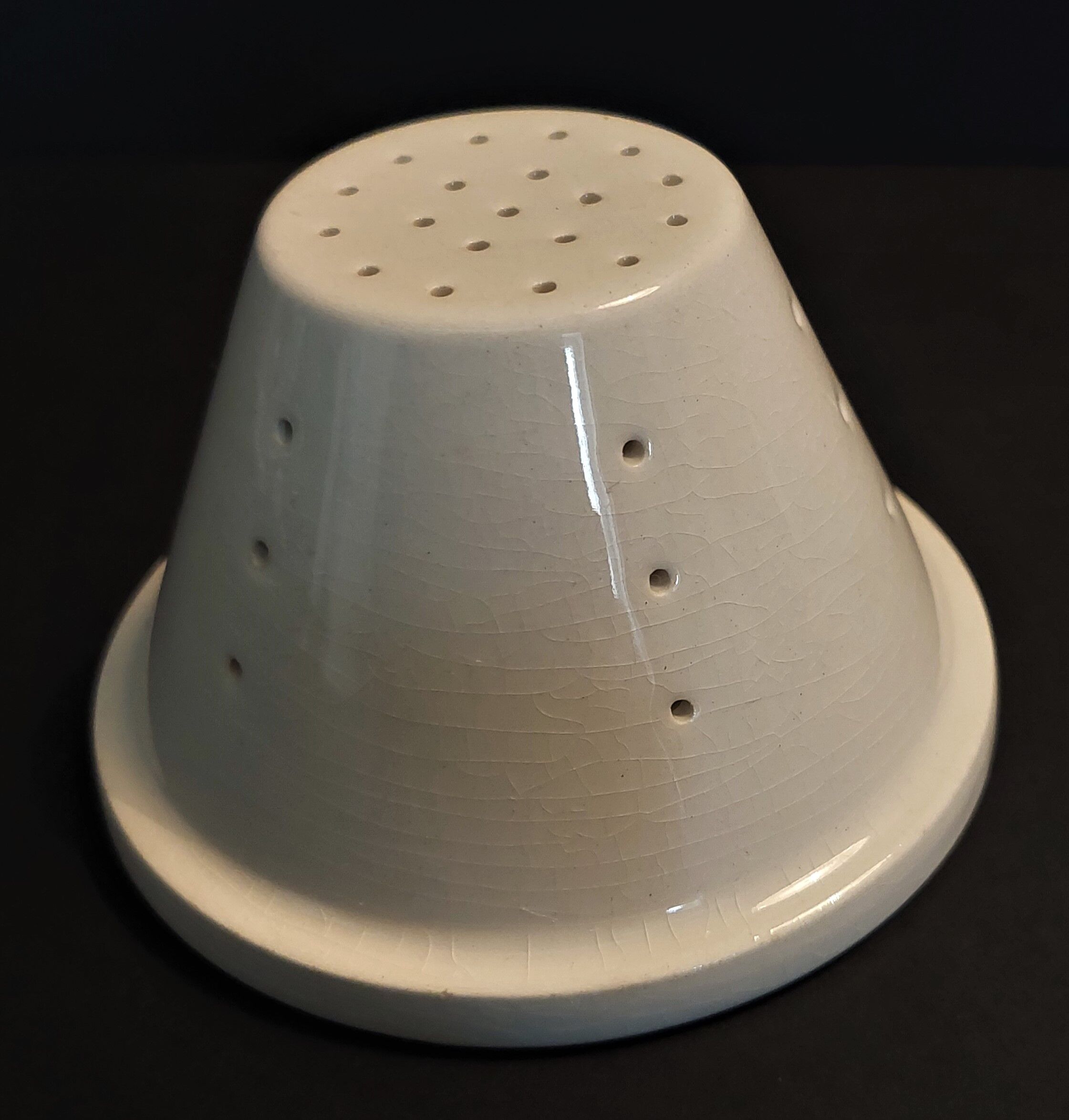 Faisselle ancienne moule égouttoir fromage faïence blanche XXème | Selency