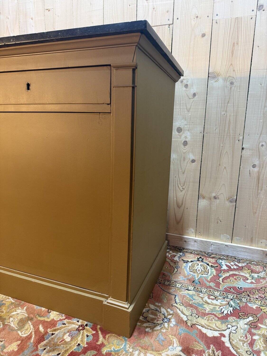 Buffet à plinthes Louis Philippe en bois peint et marbre noir | Selency