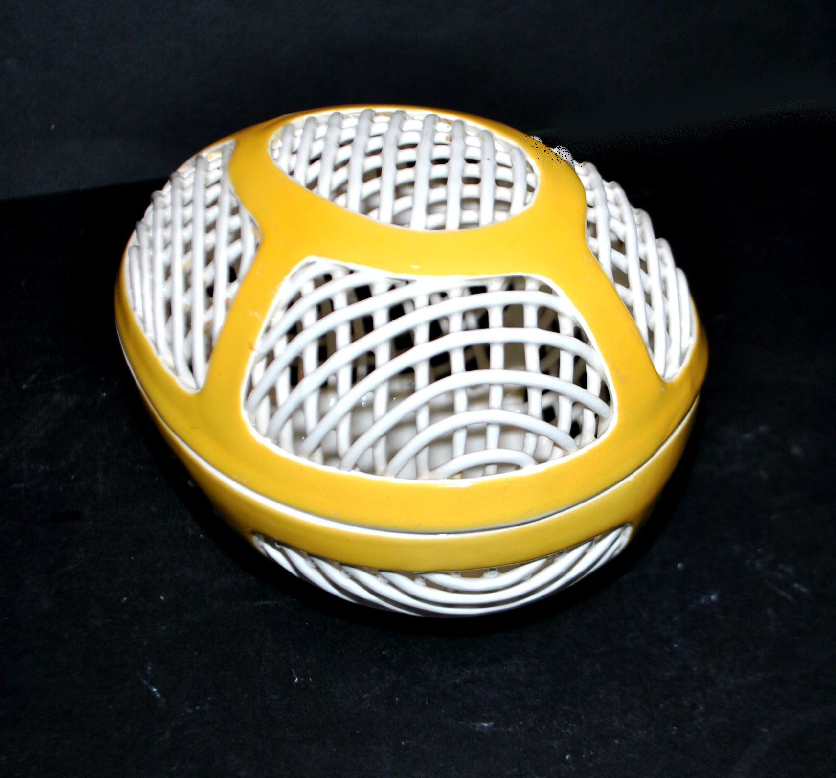 Bonbonnière Malicorne vintage en céramique ajourée formant un oeuf ...