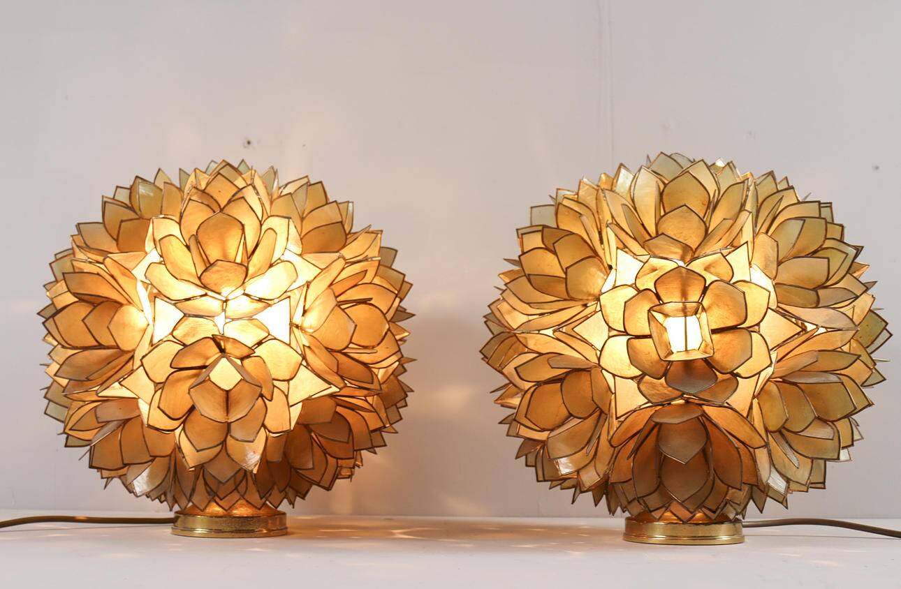 Willy Daro. Attribué. Ensemble de 2 lampes de table à globes en nacre ...