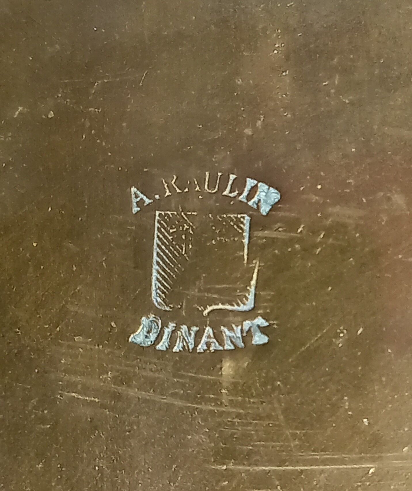 Jardinière XIXème siècle en laiton avec décor de vigne et pieds boule ...