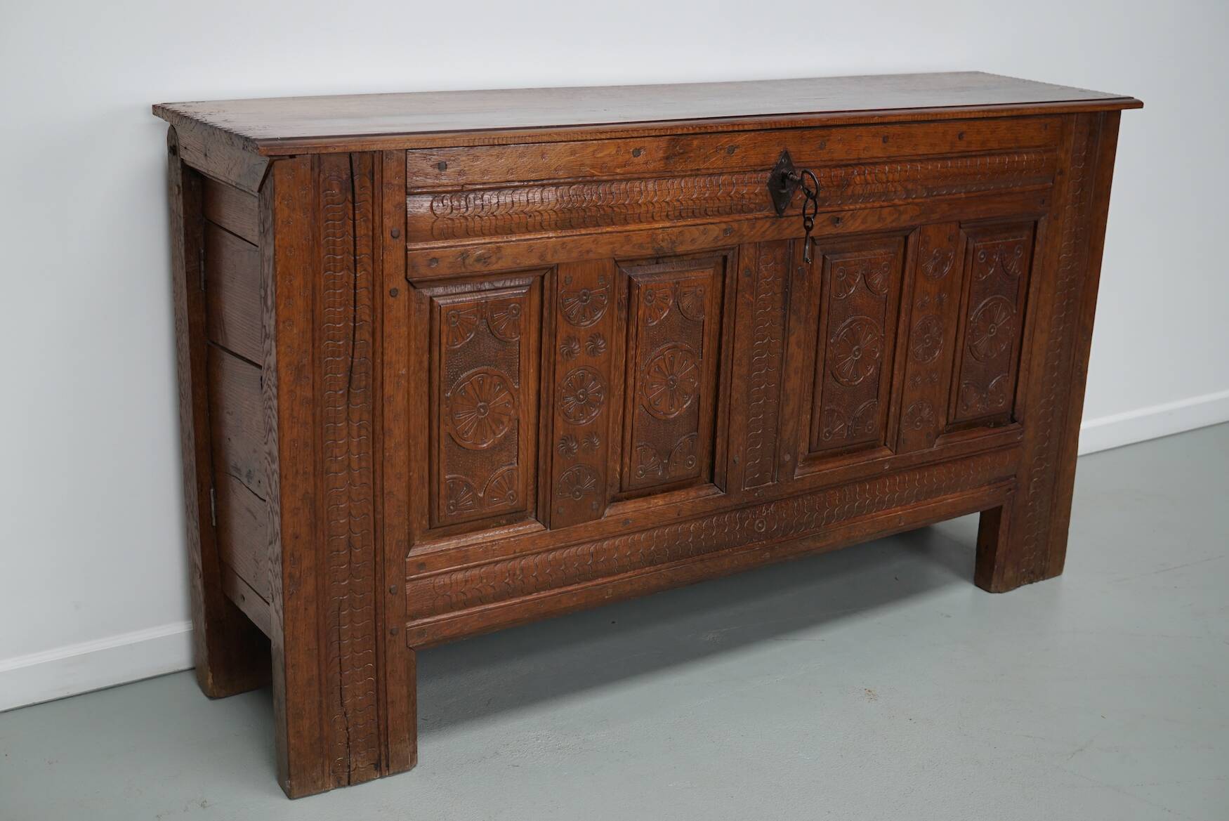 Commode / table d'appoint en chêne sculpté hollandais du milieu du ...