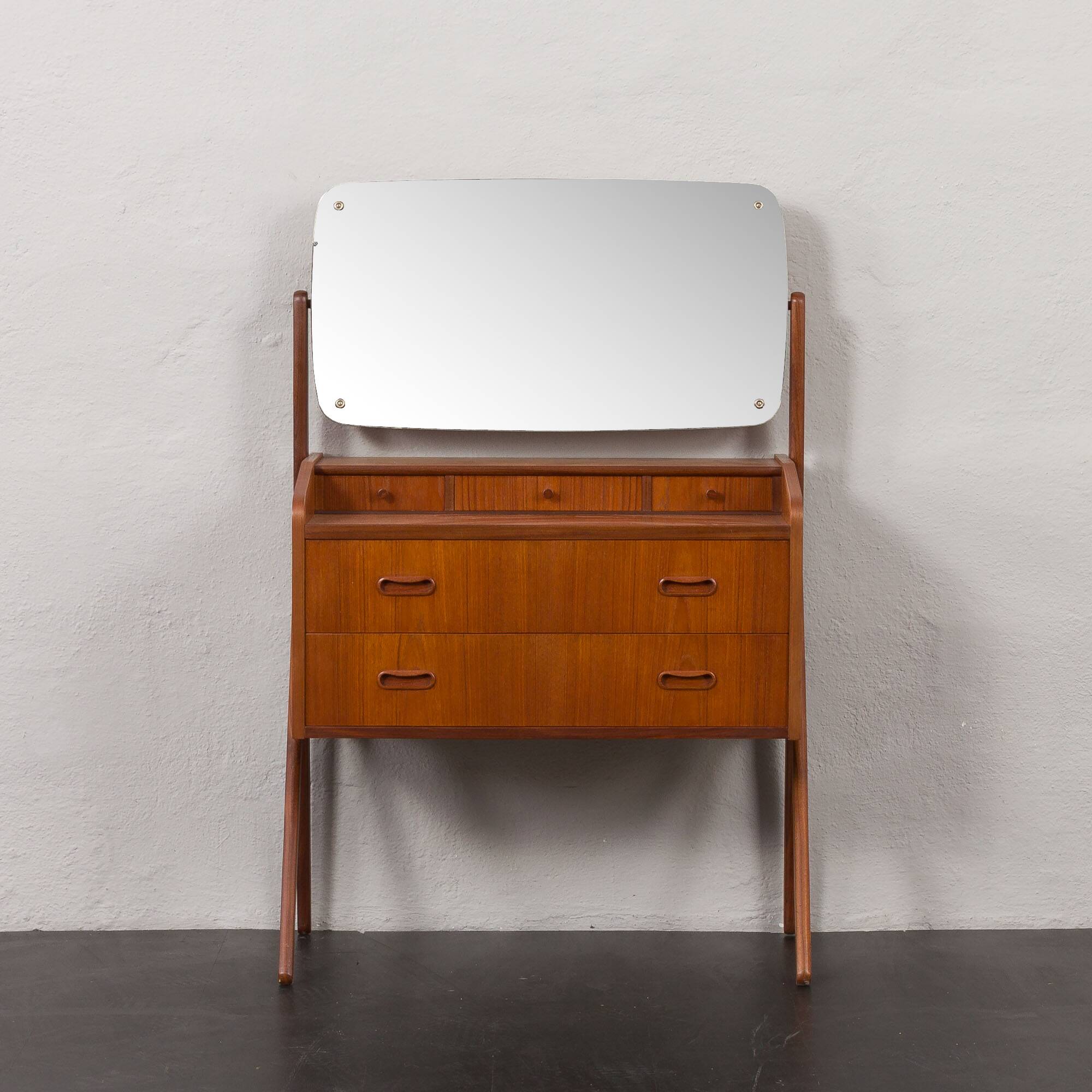 Commode danoise à pattes en Y de style Sigfried Omann avec miroirs ...