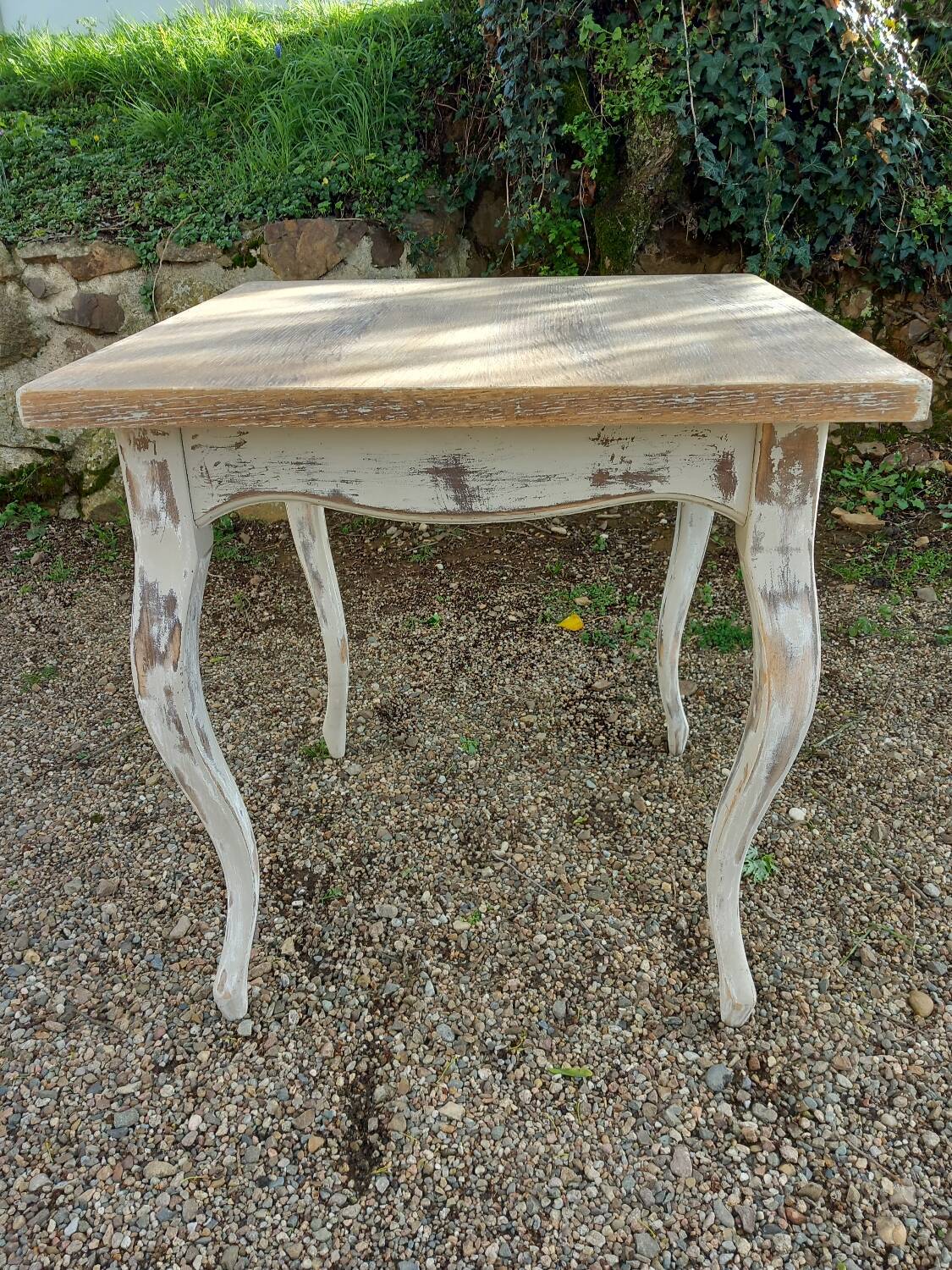 Table ancienne carrée aux pieds galbés | Selency