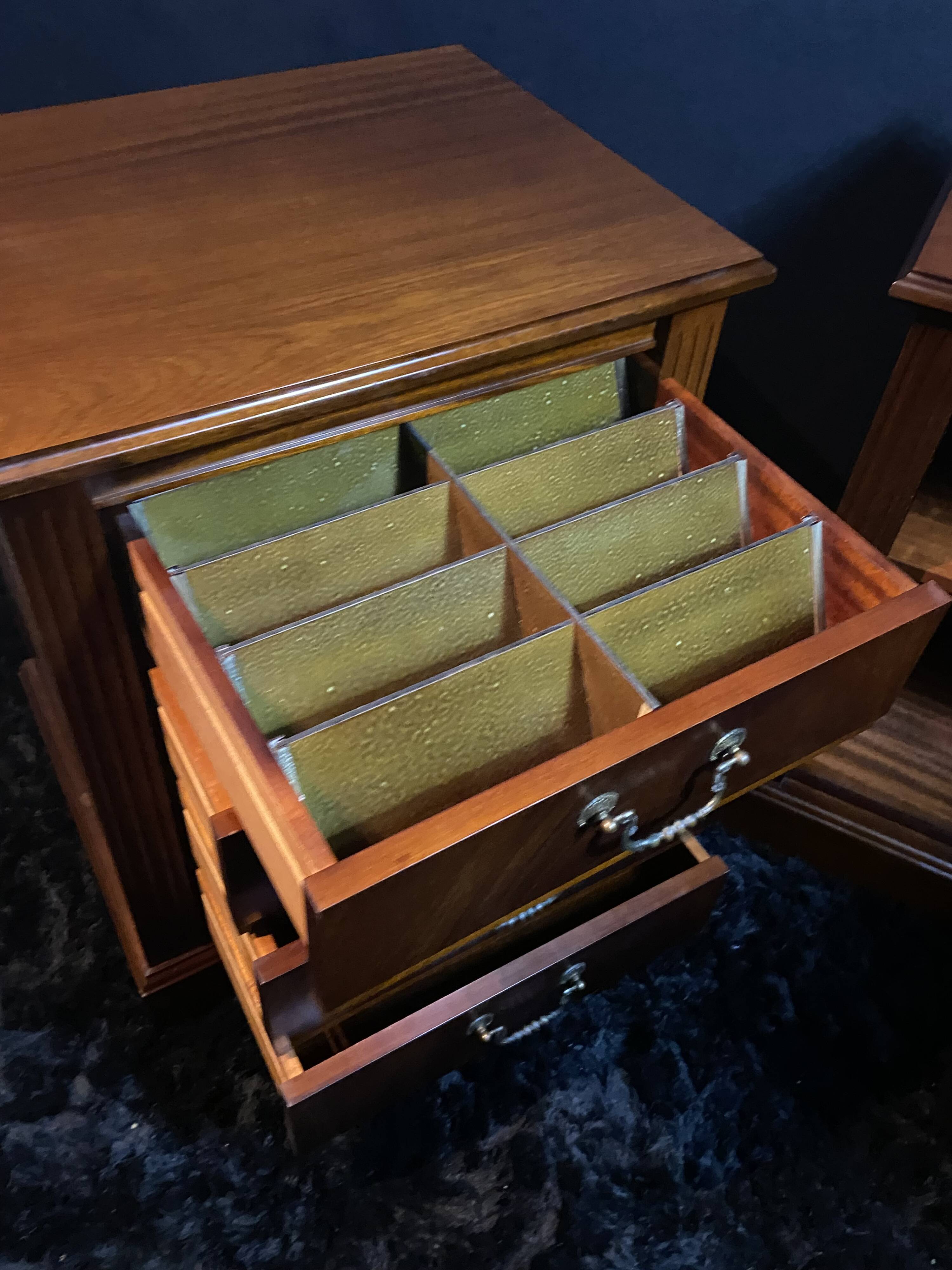 Paire de caissons de bureau, blocs de classement en acajou de style ...