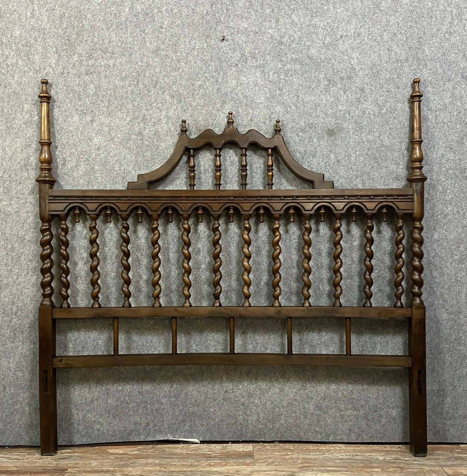 Lit demi baldaquin Louis XIII en bois naturel massif vers 1900 | Selency