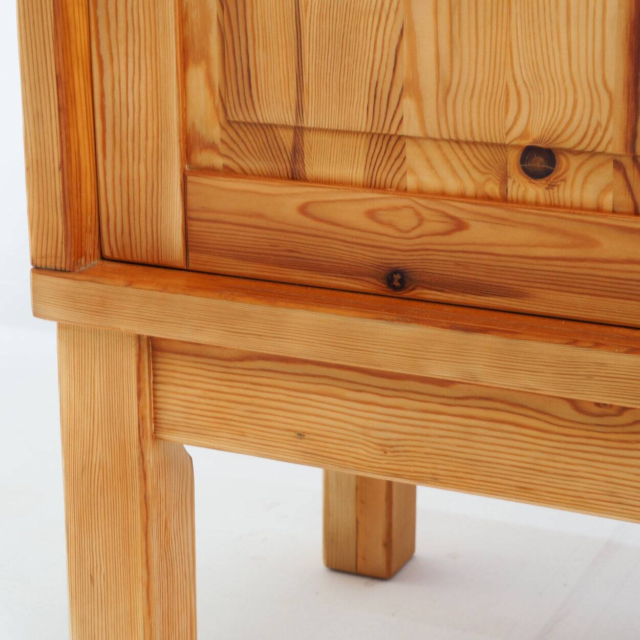 Buffet en pin massif au look simple, solide et robuste | Selency