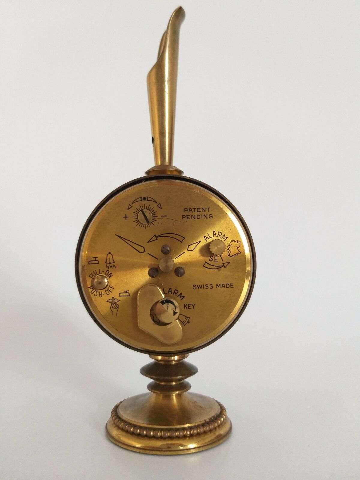 Pendule porte crayon uti swiza 1960 reveil dore chiffres romains swiss ...