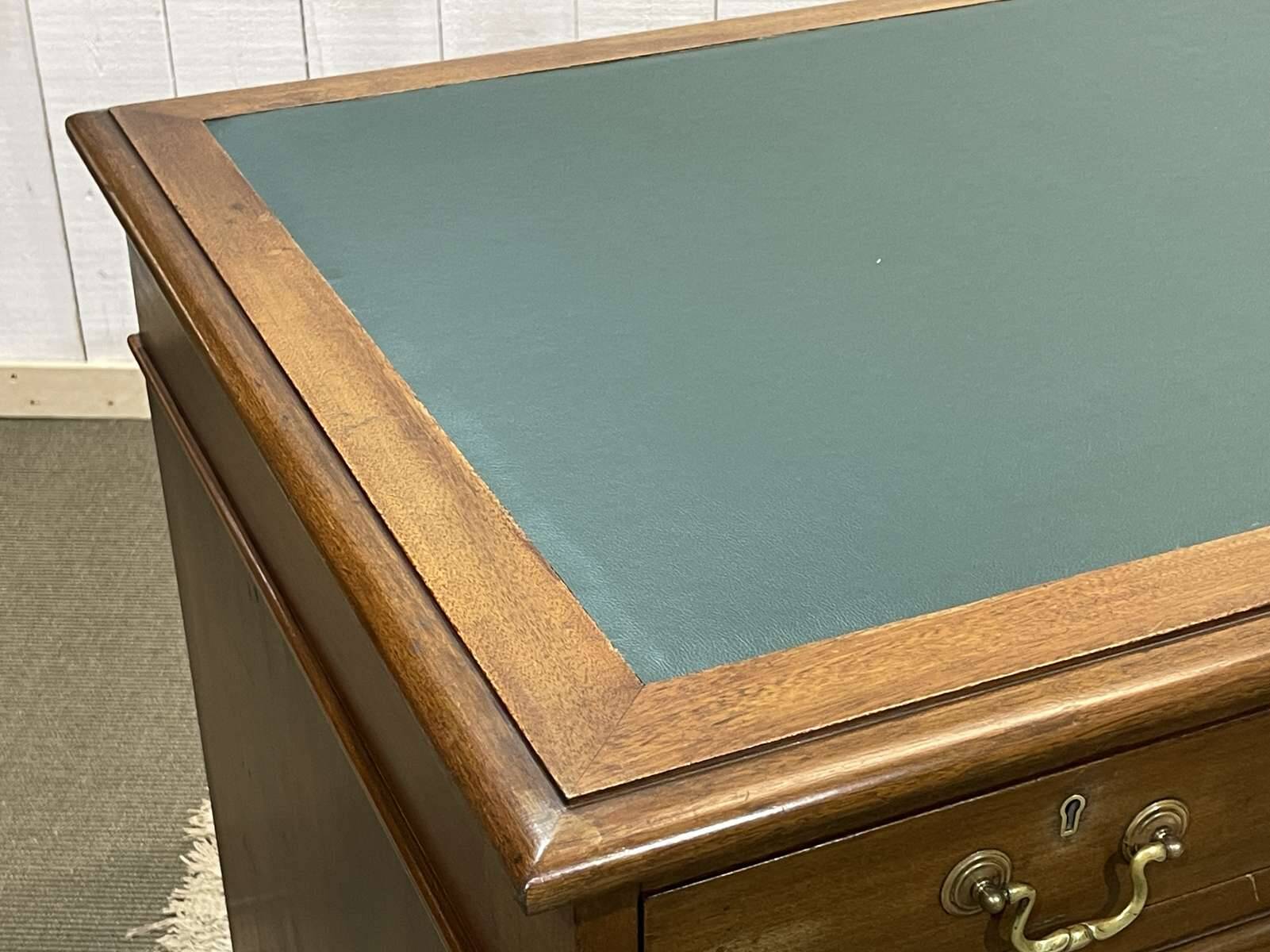 Bureau plat à caissons anglais fin XIXème en acajou et dessus cuir ...