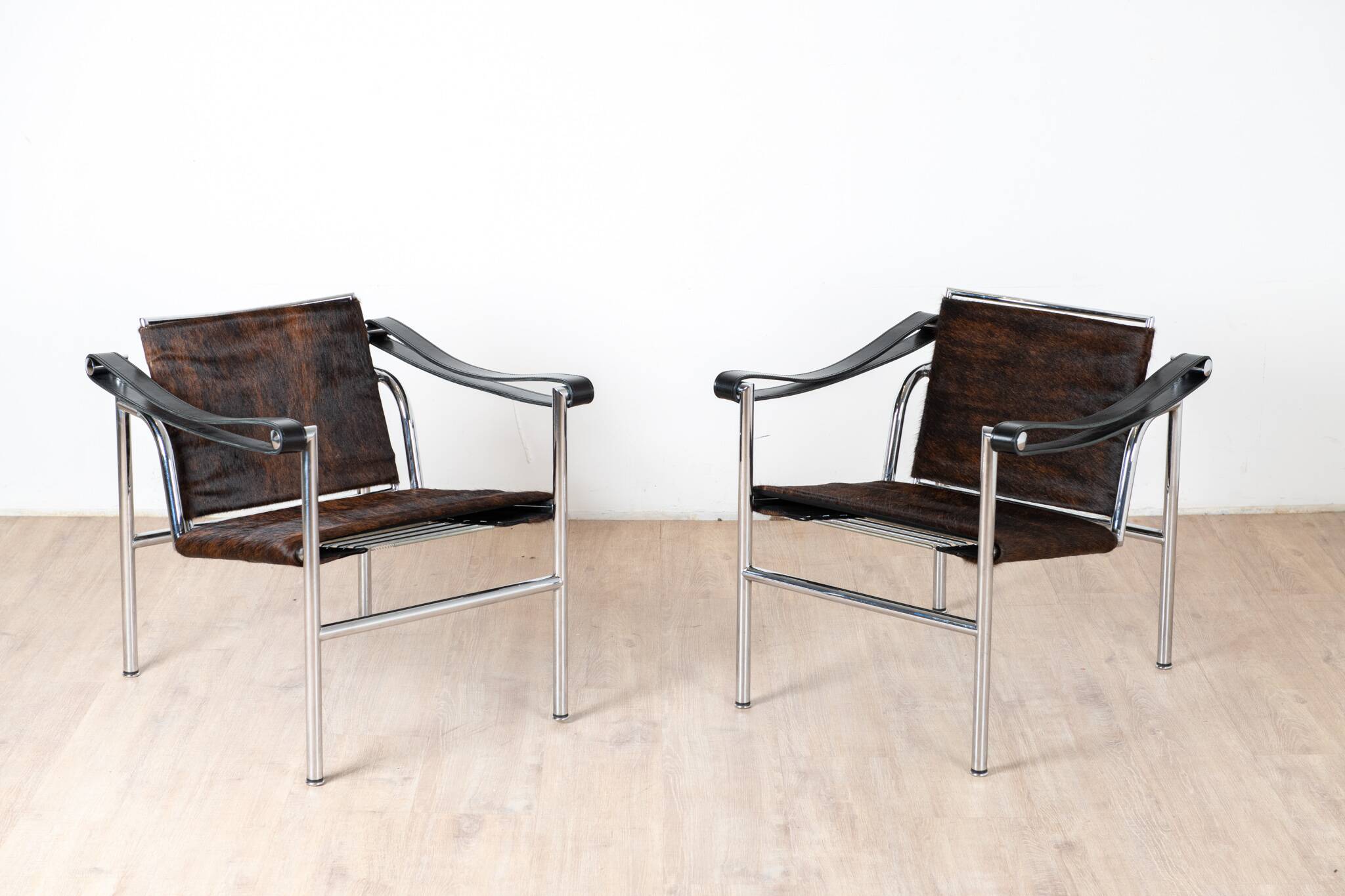 Fauteuils LC1 de Charlotte Perriand, Le Corbusier, Pierre Jeanneret ...