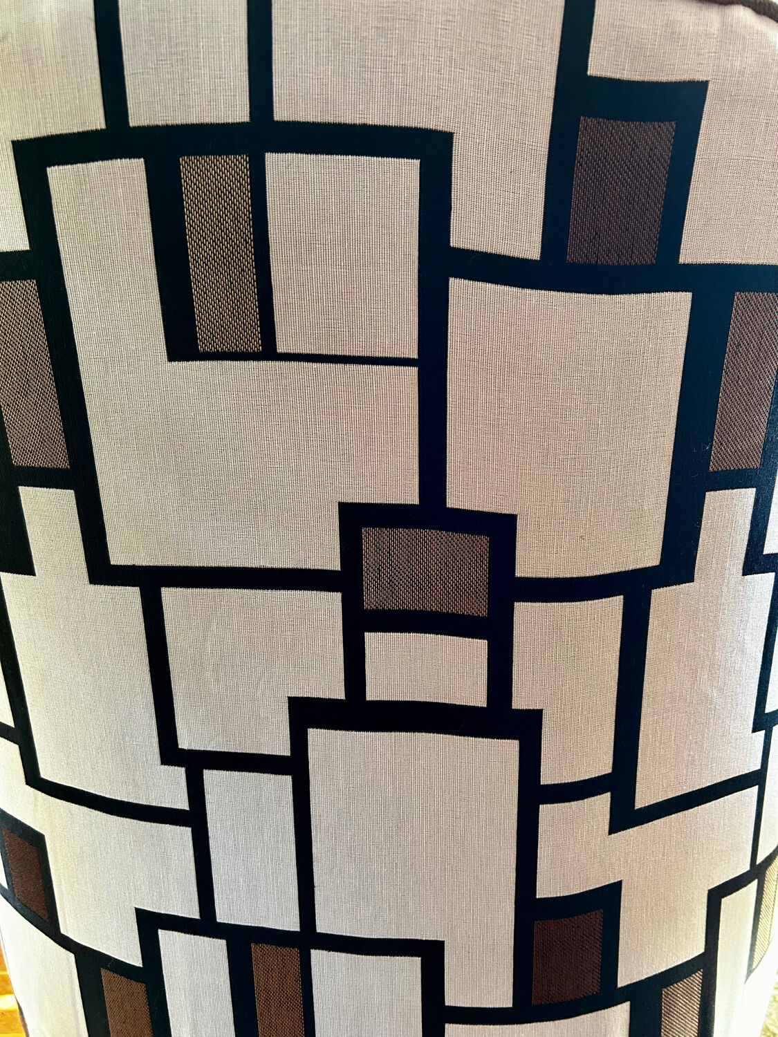 Fauteuil crapaud entièrement restauré beige et graphique | Selency