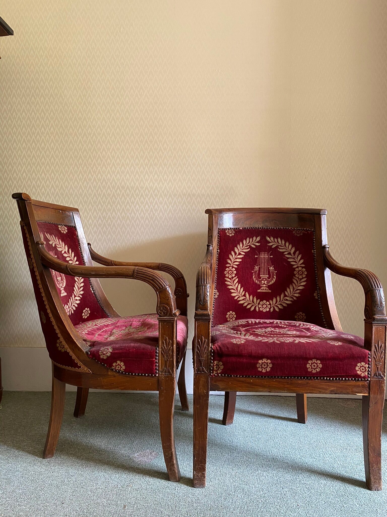 Paire de fauteuils Empire bordeaux à motif lyre , pieds sabre ...