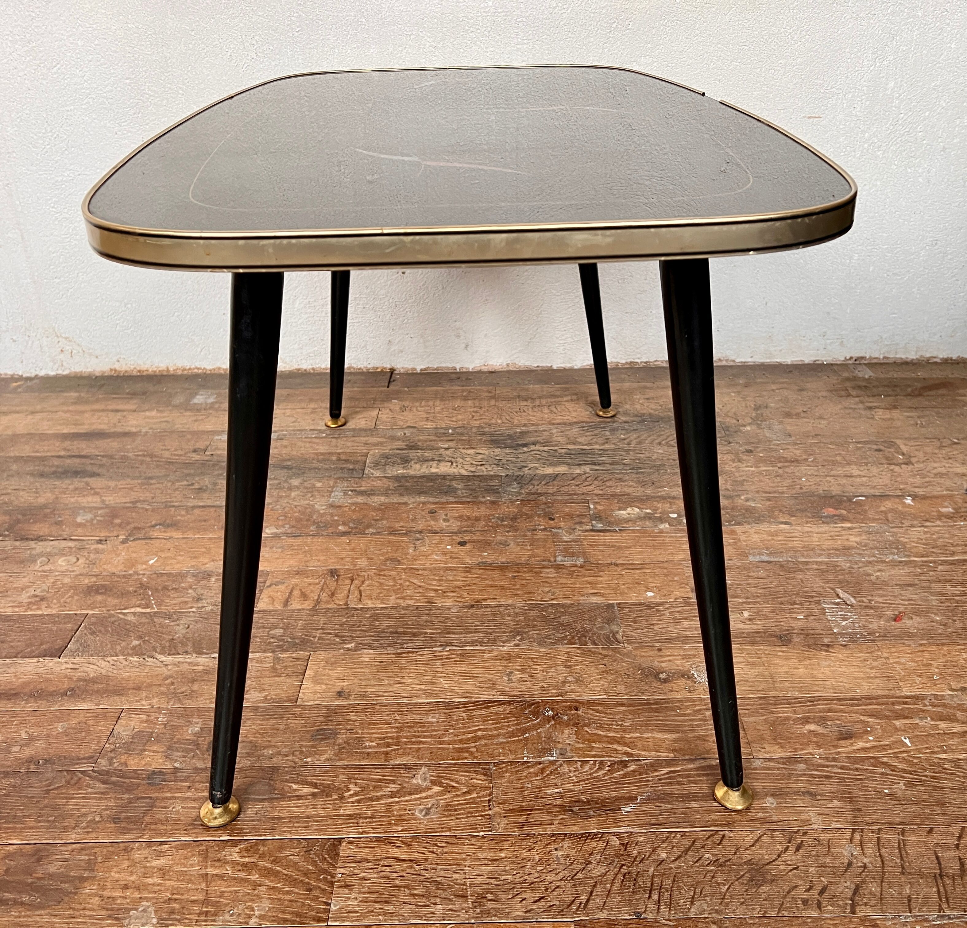 Table basse forme libre peinture sous verre pieds compas 1950 | Selency